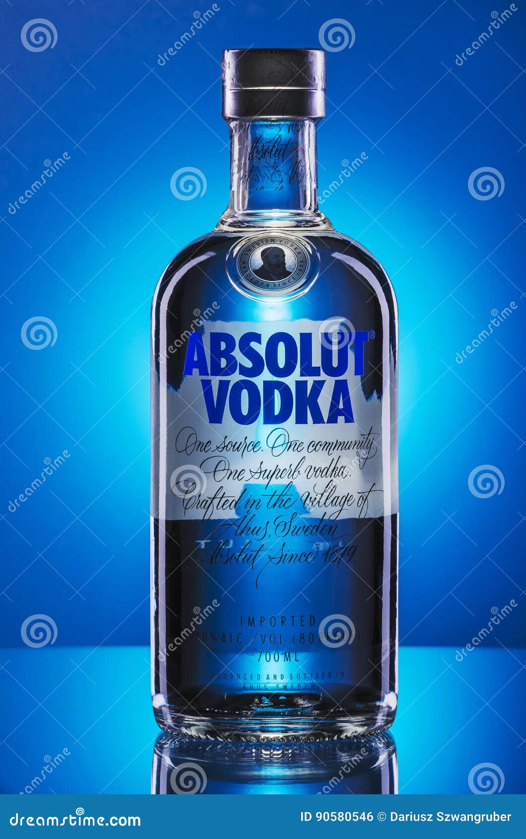 Vodka De Absolut En Fondo Azul Foto editorial - Imagen de sabor ...