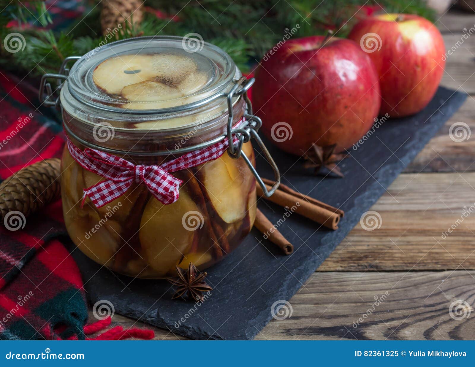 Vodka Hecha En Casa De La Empanada De Apple Imagen de archivo - Imagen ...