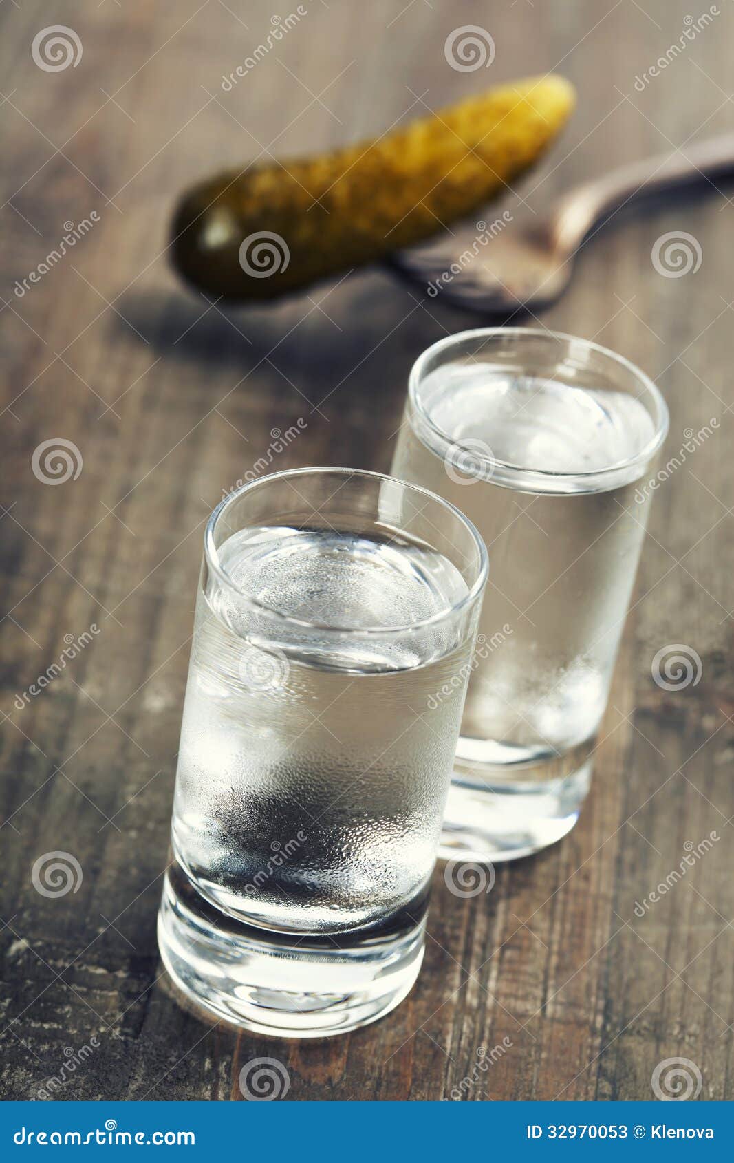 Vodka Rusa Con Las Salmueras Imagen de archivo - Imagen de contexto ...