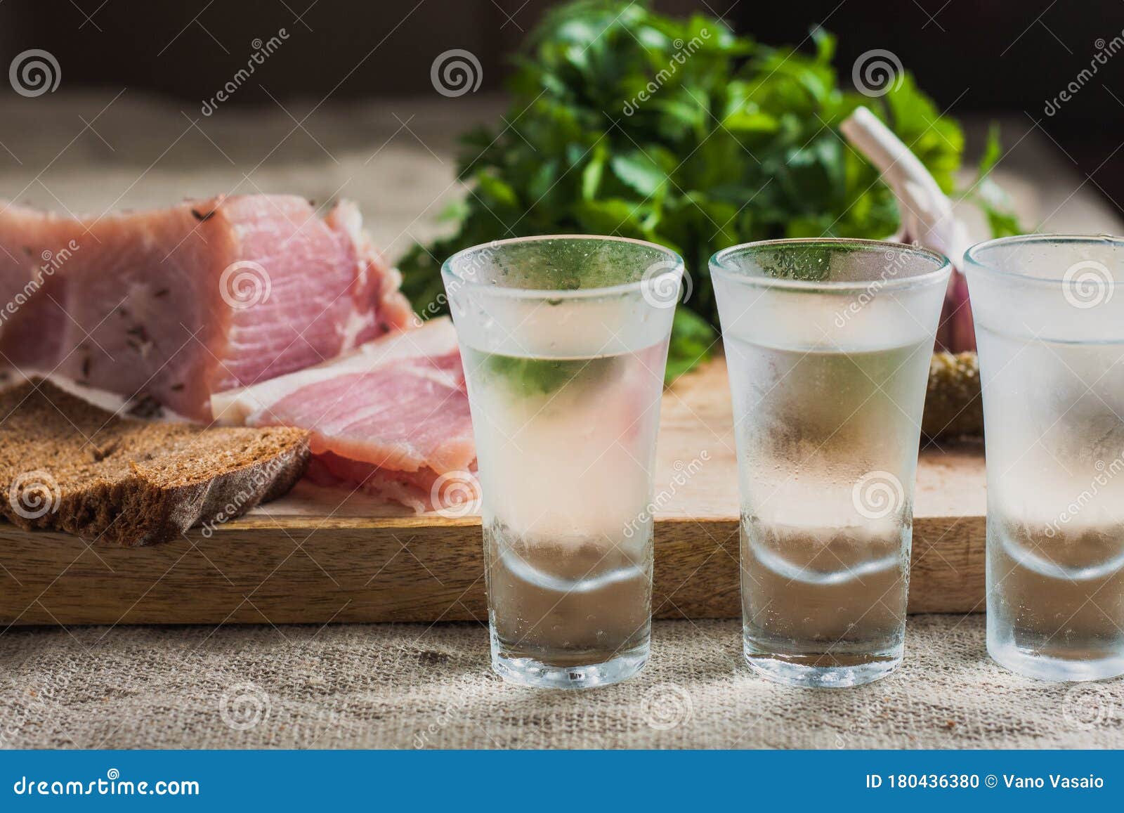 Vodka Y Pan De Ajo De Chiringuito Foto de archivo - Imagen de detalle ...