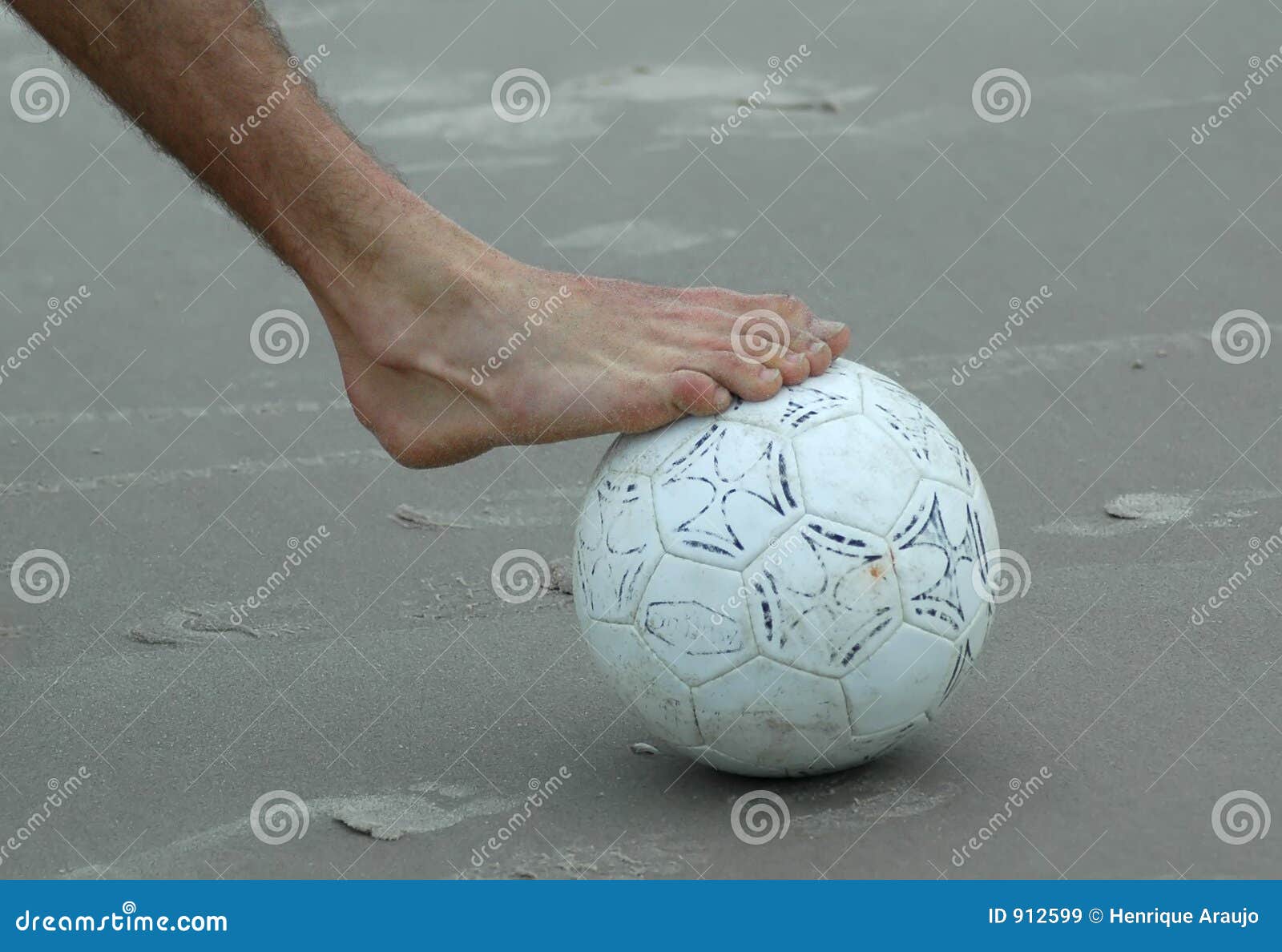 Voet boven de bal stock afbeelding. Image of sporten, voeten - 912599