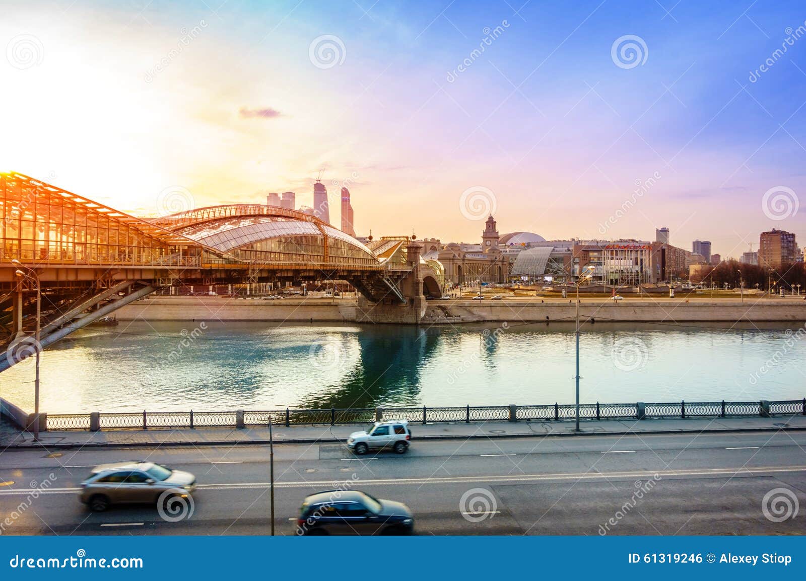 Voet Brug Over De Rivier Van Moskou Stock Foto - Image of centrum ...