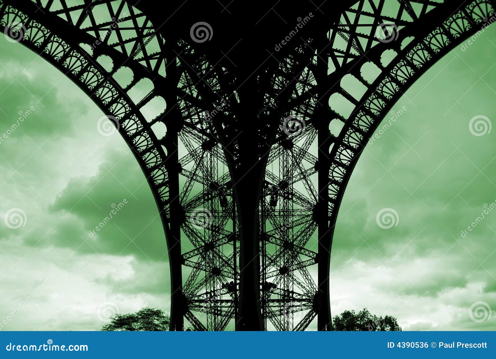 Voet Van De Toren Van Eiffel Op Groene Wolk Stock Foto - Image of ...
