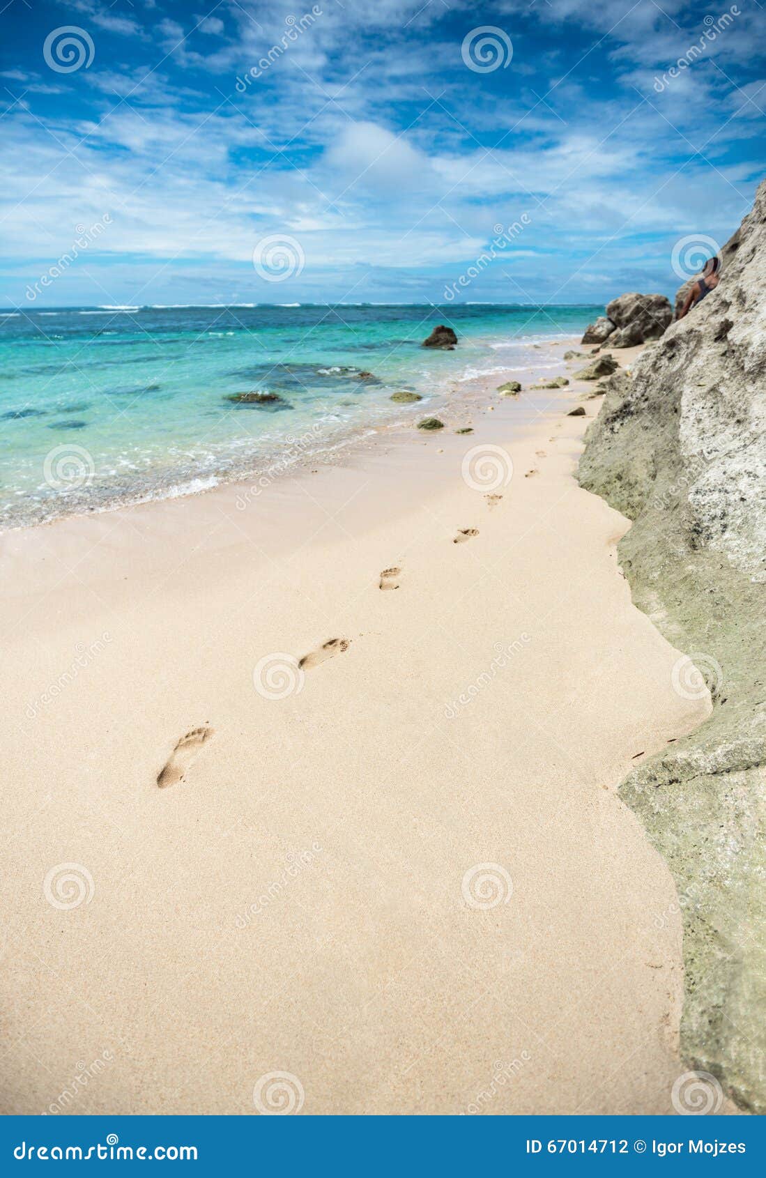 Voetafdrukken in Het Zand Op Het Strand Stock Foto - Image of kust ...