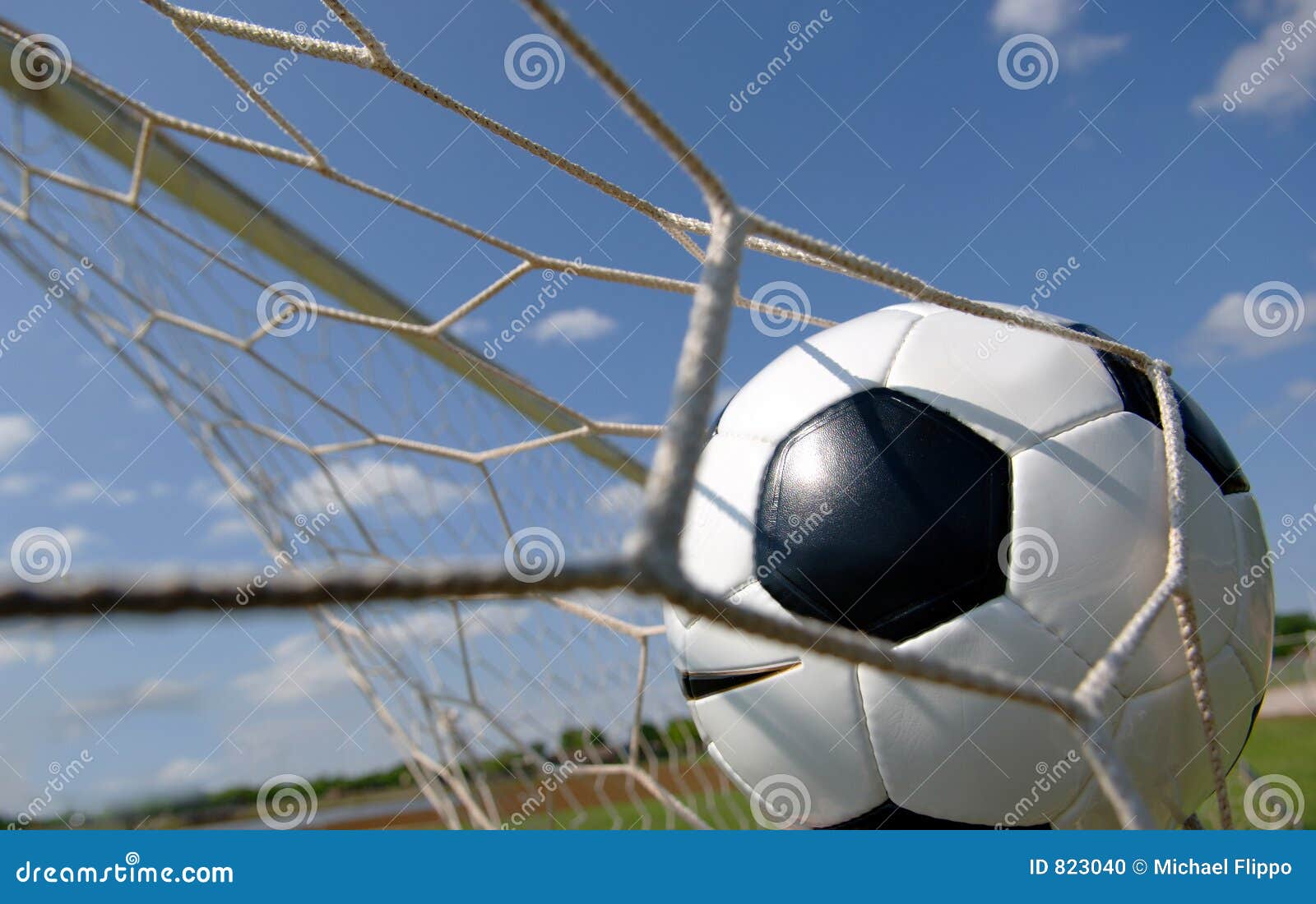 Voetbal - De Bal Van Het Voetbal in Doel Stock Foto - Image of netto ...
