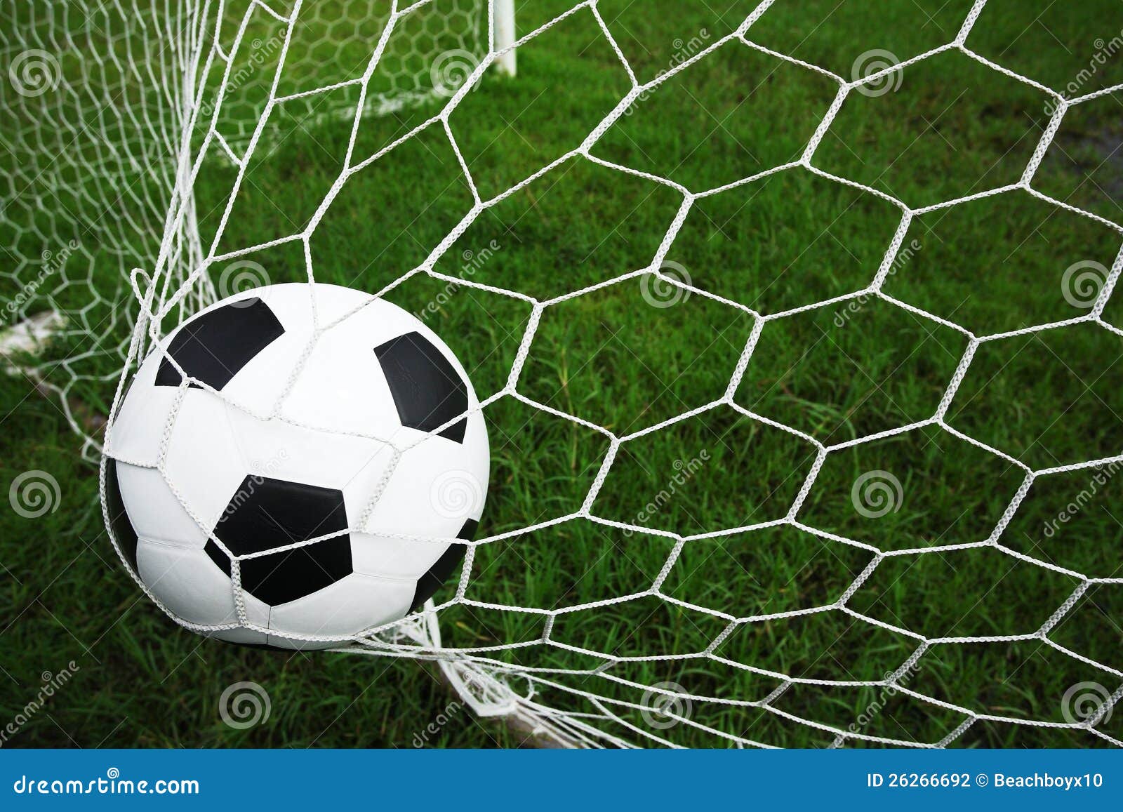 Voetbal in doel. stock foto. Image of vermaak, zwart - 26266692