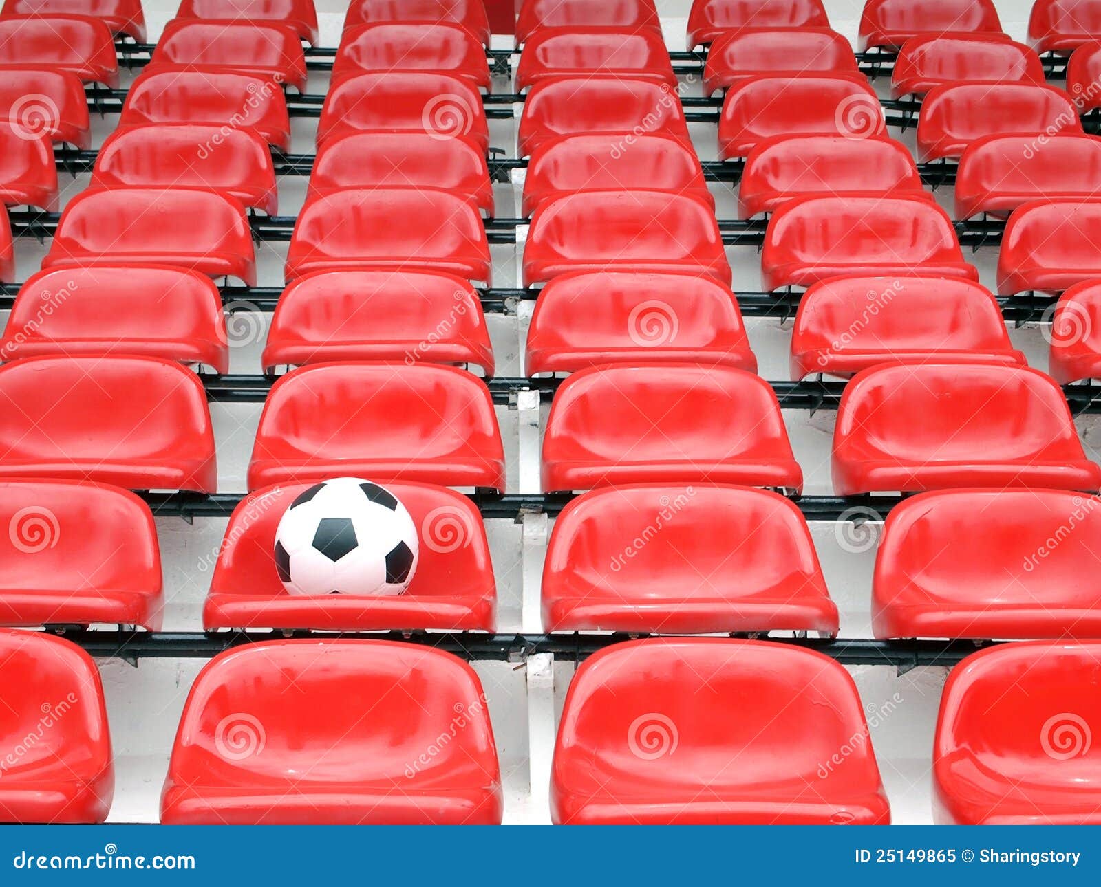 Voetbal op stadionstoelen stock afbeelding. Image of voorwerpen - 25149865