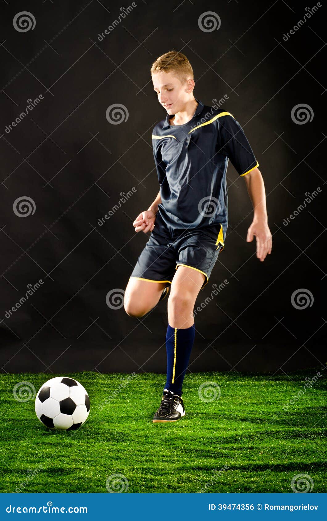 Voetballer stock foto. Image of mannetje, doel, voet - 39474356