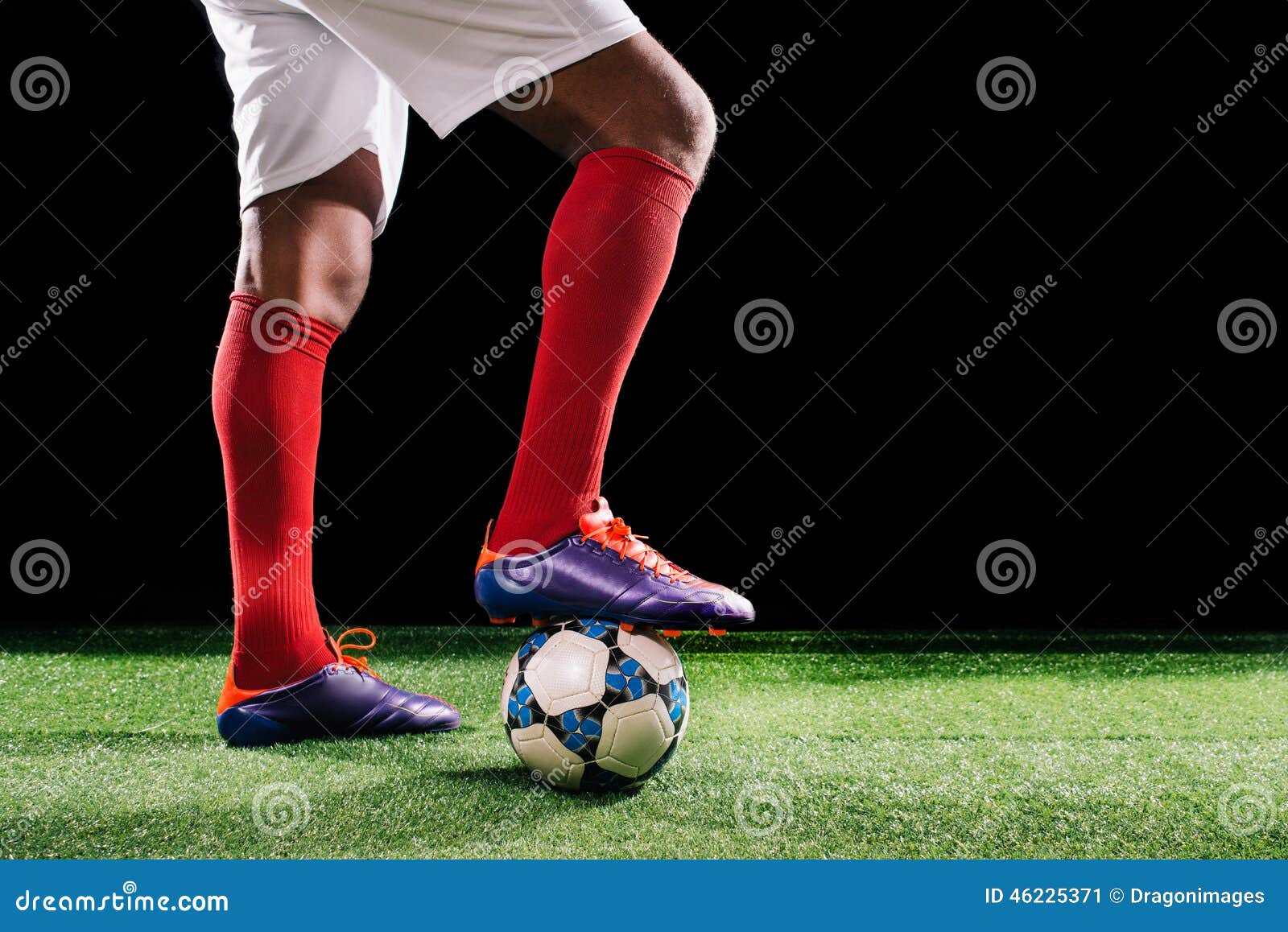 Voetballer met bal stock afbeelding. Image of gelijke - 46225371