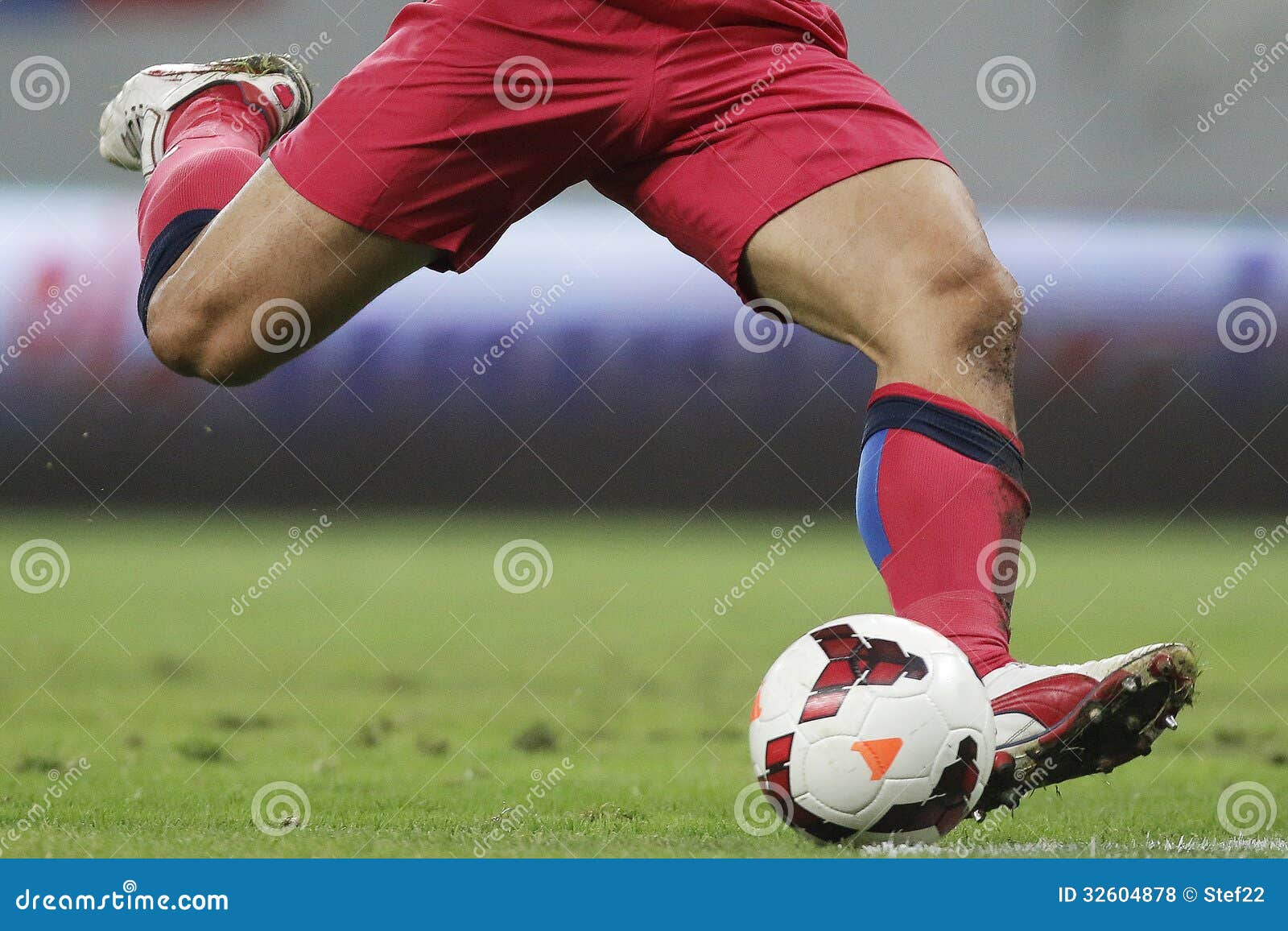 Voetbalster Die Bal Schieten Redactionele Stock Foto - Image of laarzen ...