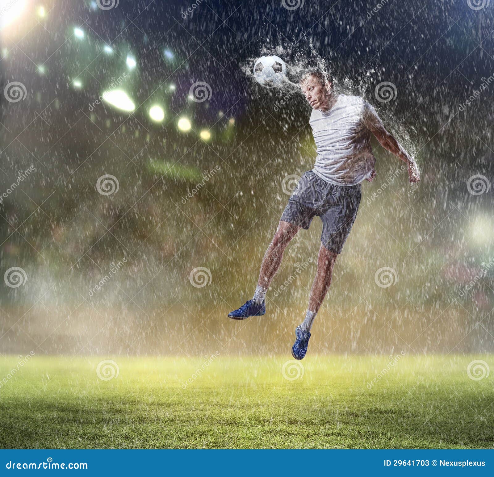 Voetbalster Die De Bal Slaan Stock Afbeelding - Image of dalingen ...