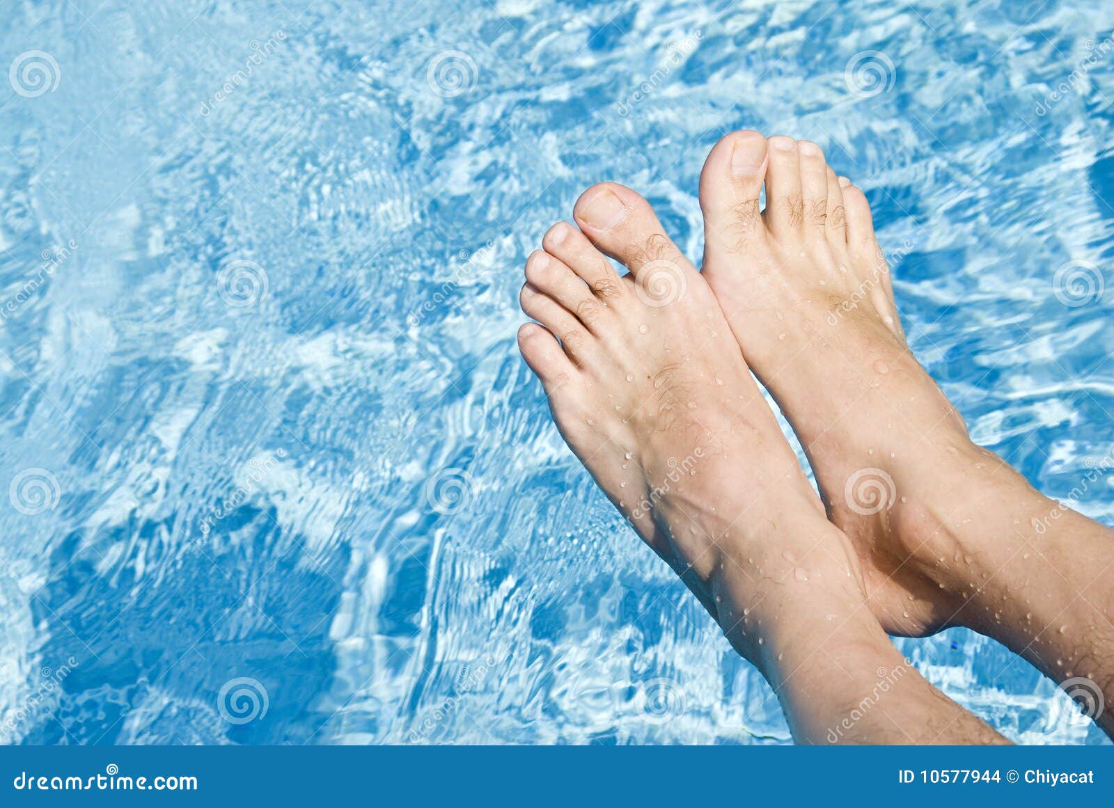 Voeten over het Zwembad stock foto. Image of zonlicht - 10577944