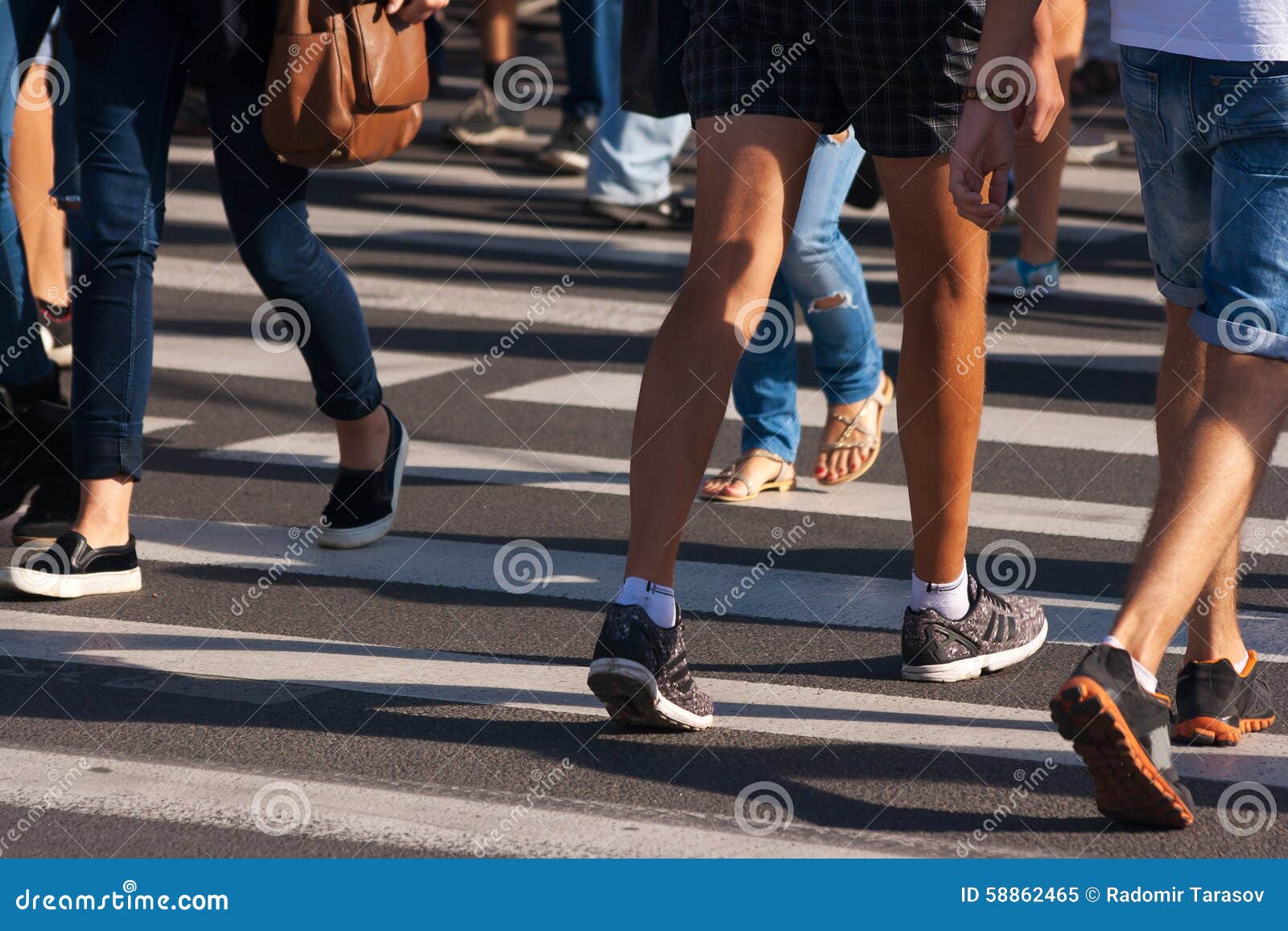 Voeten voetgangers stock afbeelding. Image of ligplaats - 58862465