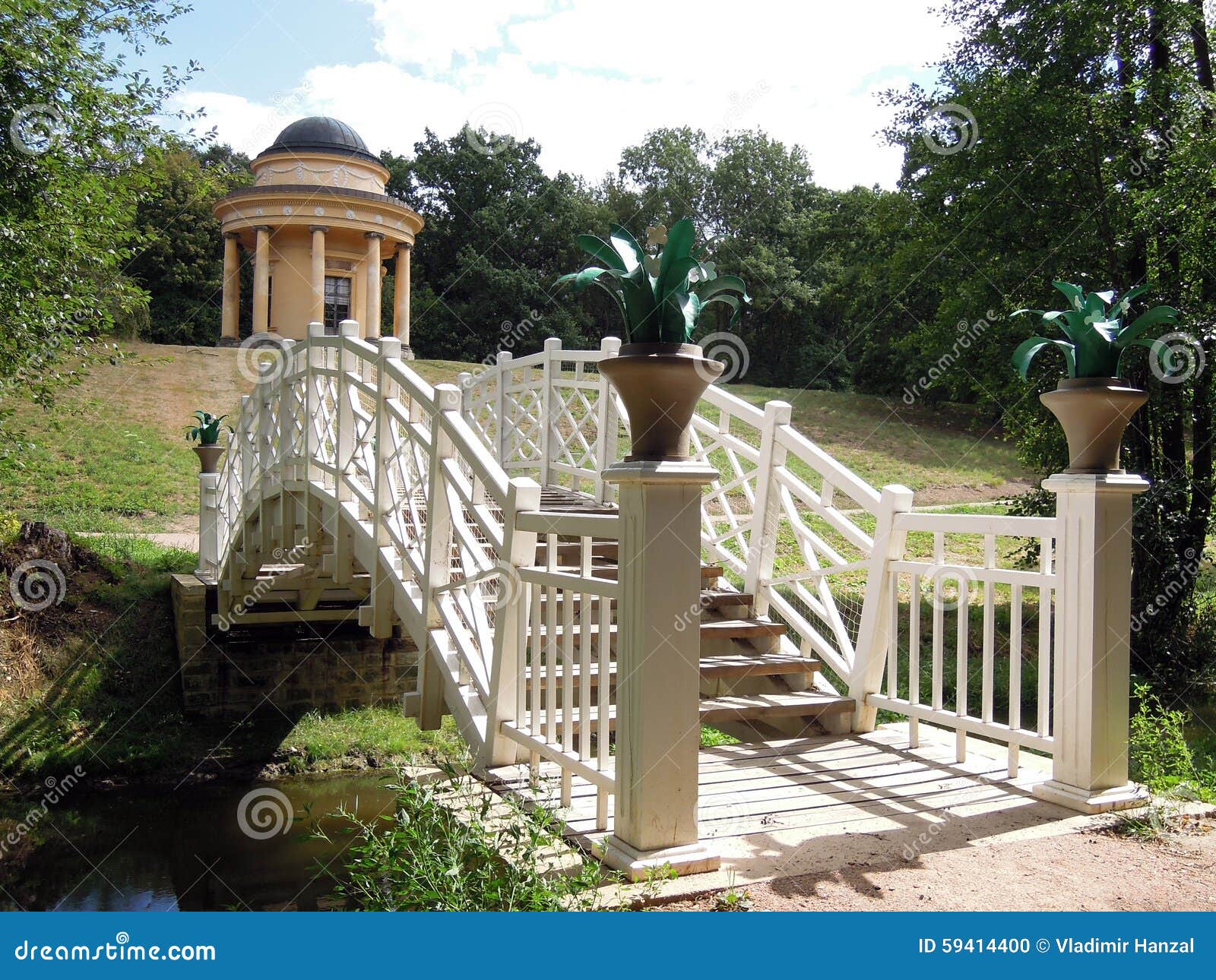 Voetgangersbrug en prieel stock foto. Image of bomen - 59414400