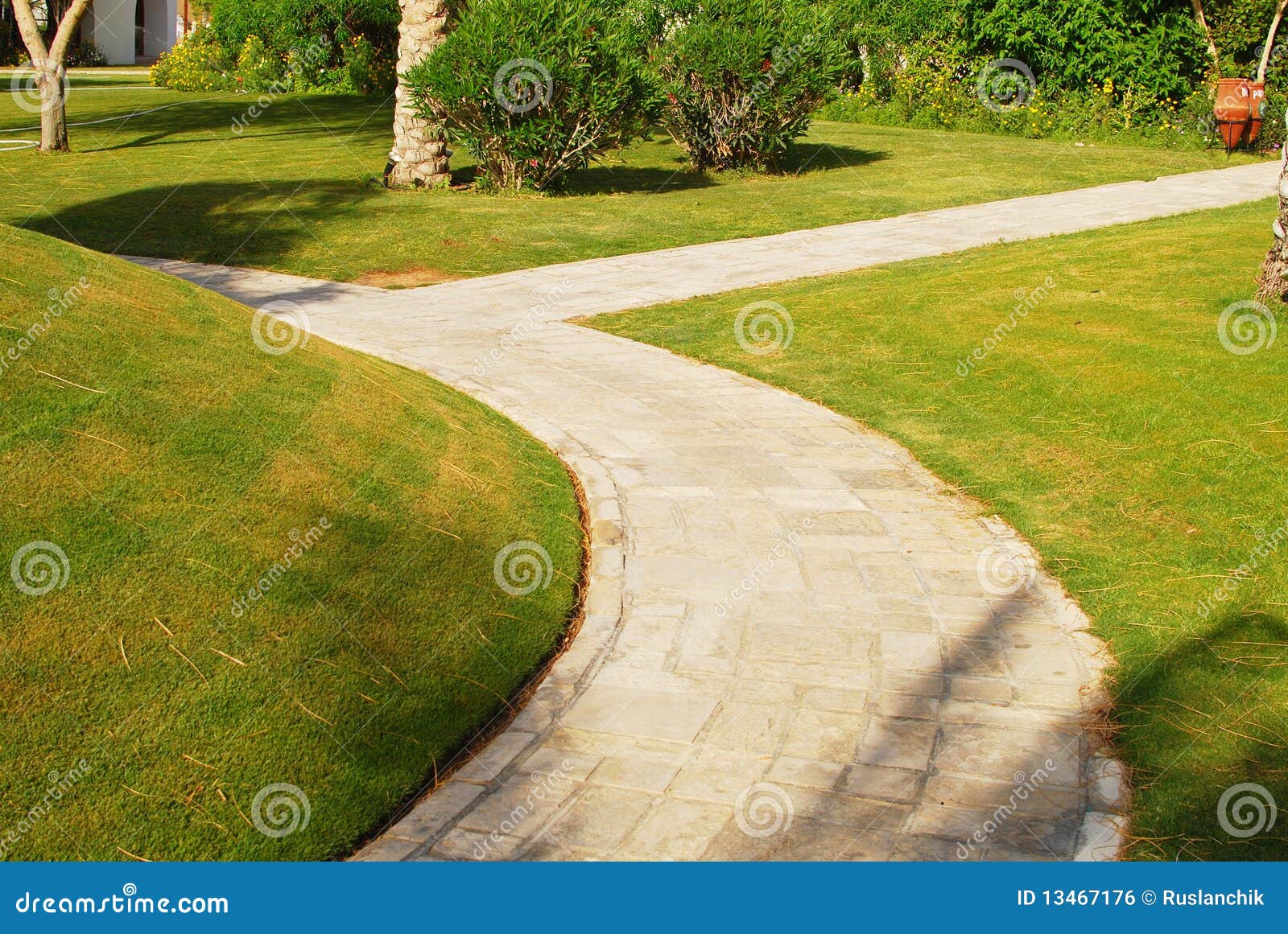 Voetpad stock foto. Image of familie, huis, struiken - 13467176