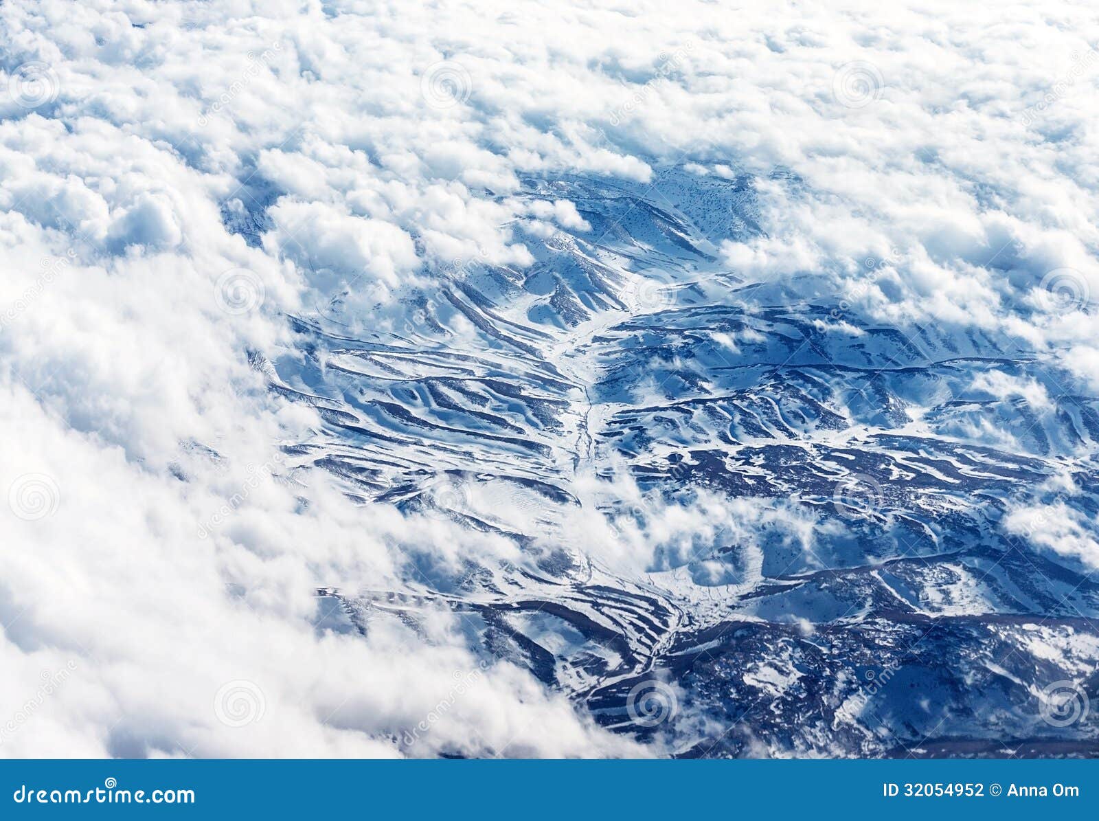 Vogelperspectief Op Sneeuwbergen Stock Foto - Image of wolk ...