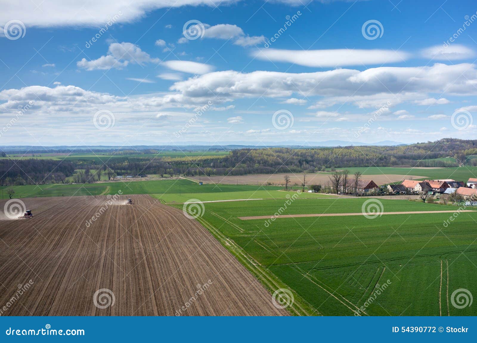 Vogelperspektive Des Traktors, Der Das Feld Eggt Stockfoto - Bild von ...