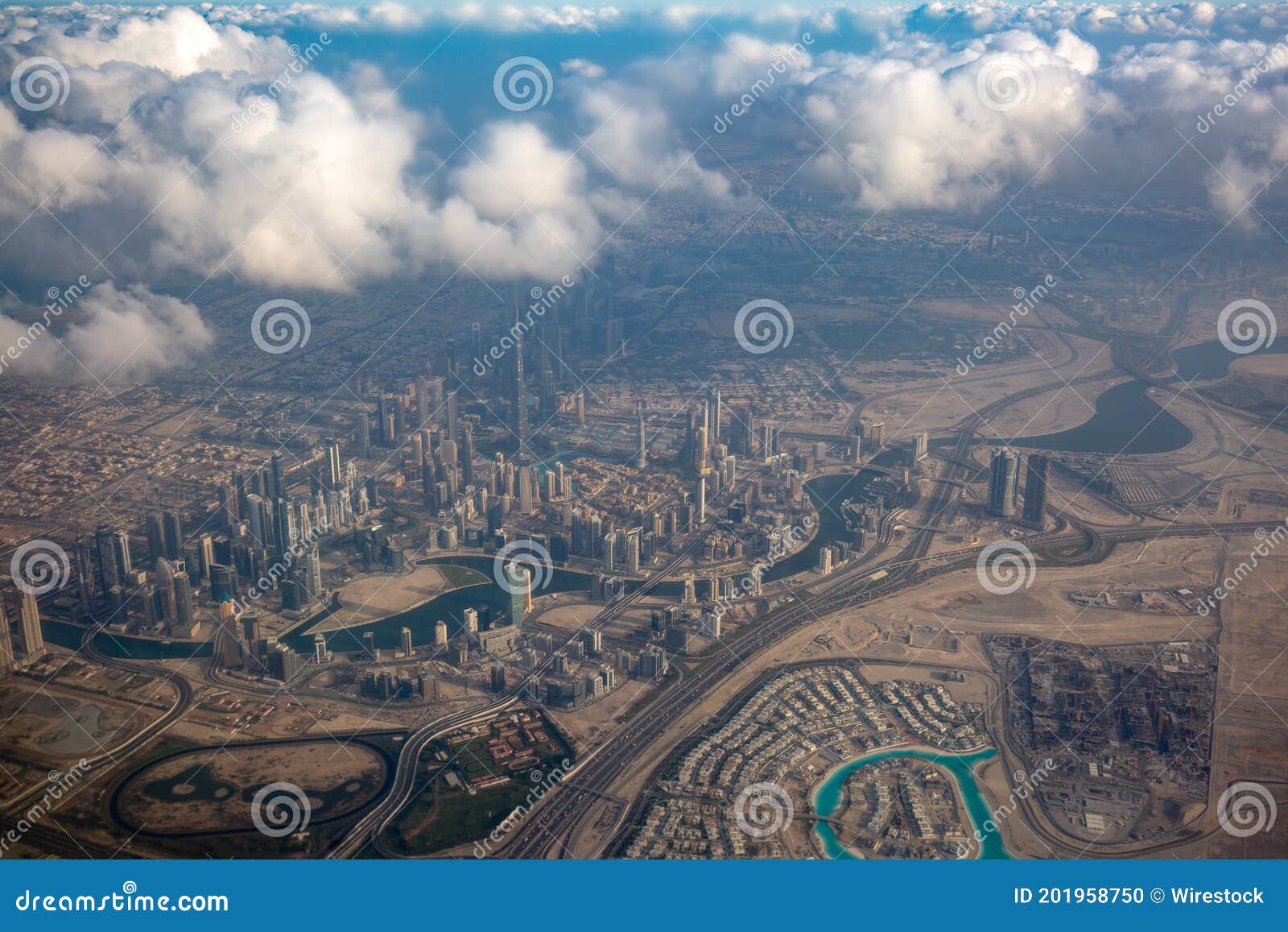 Vogelperspektive Von Dubais Skyline Mit Wolken Stockfoto - Bild von ...