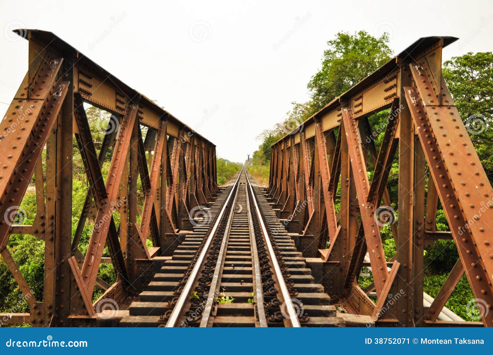 Voies et pont de train image stock. Image du balustrade - 38752071
