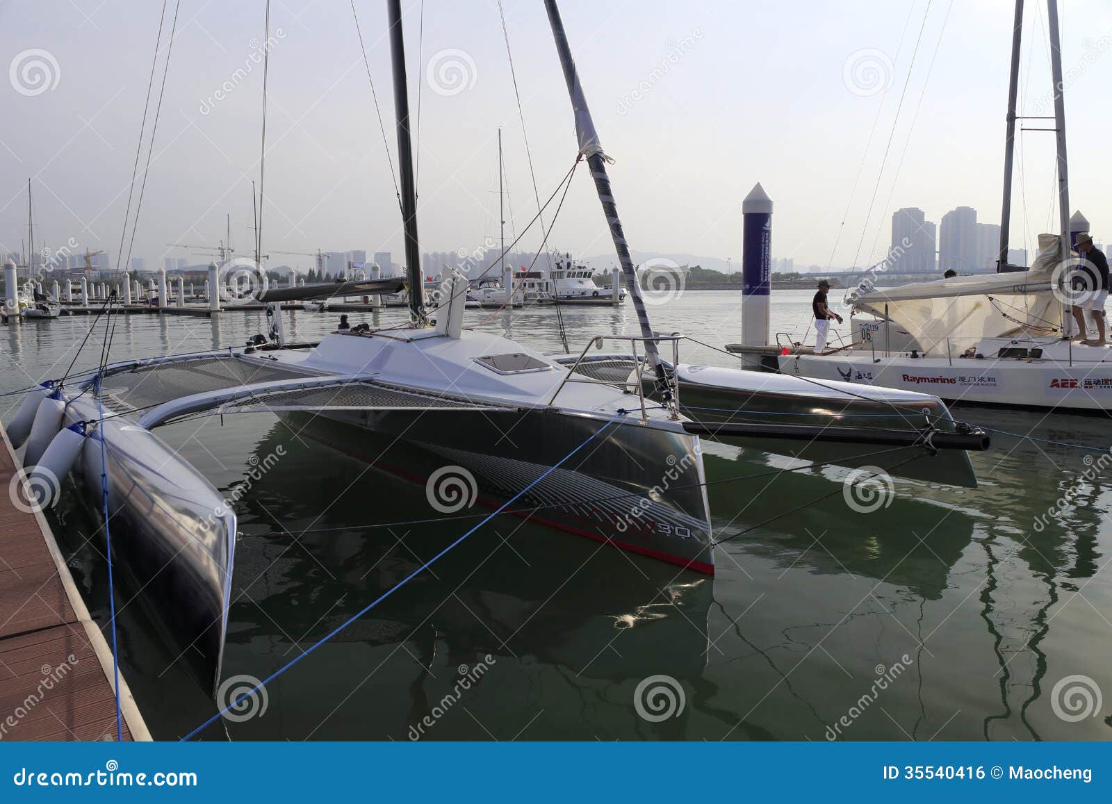 Voilier de trimarans photo éditorial. Image du catamaran - 35540416