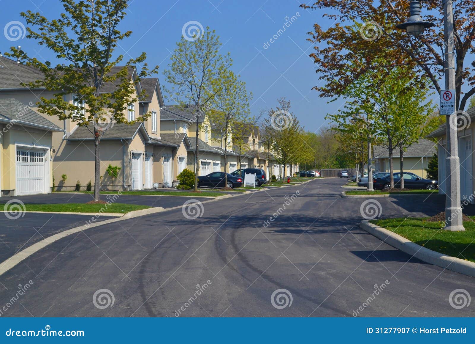 Voisinage suburbain. image stock. Image du vert, communauté - 31277907