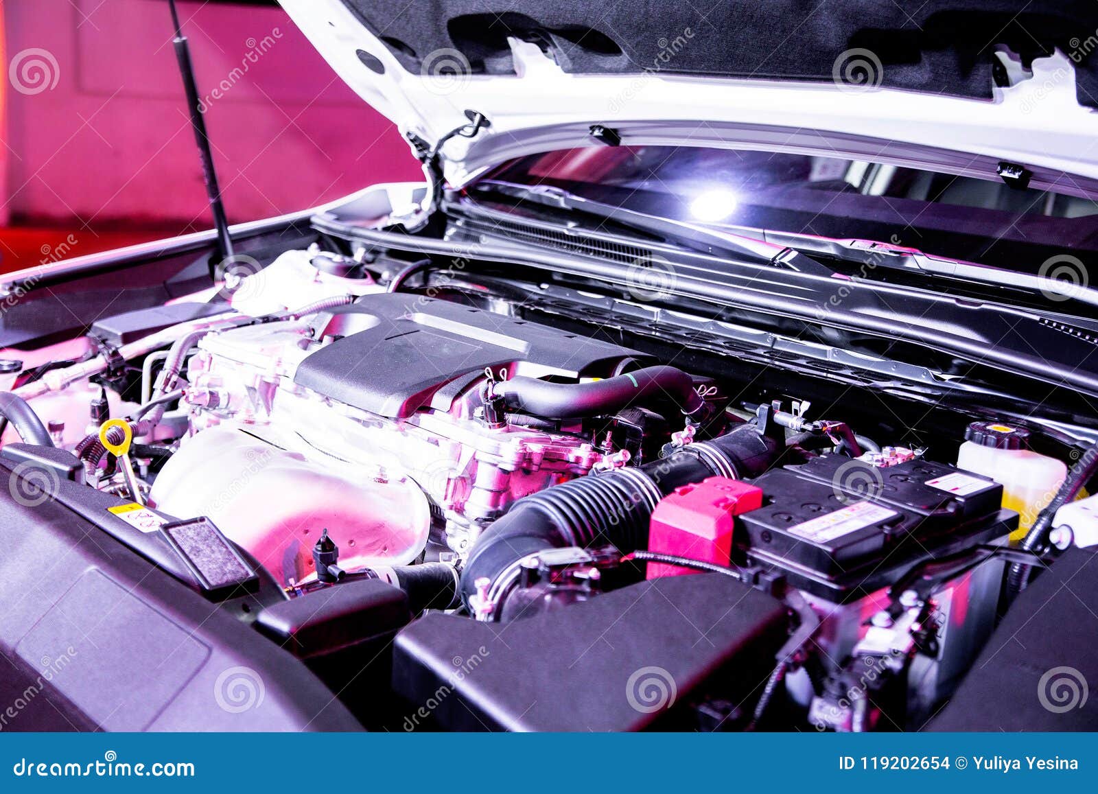 Voiture Avec Le Capot Ouvert Photo stock - Image du luxe, lecteur ...