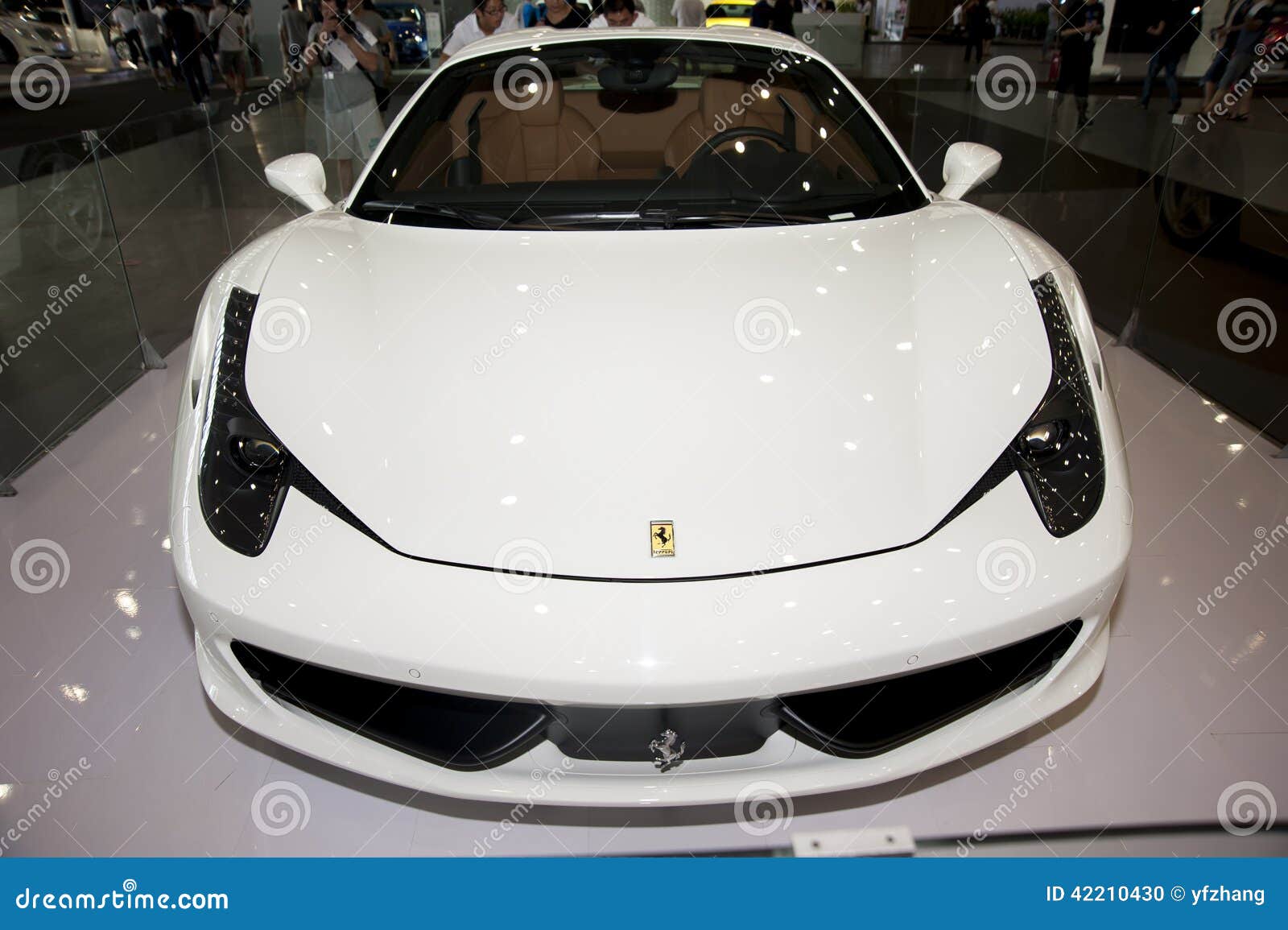 Voiture blanche de Ferrari image éditorial. Image du électrique - 42210430