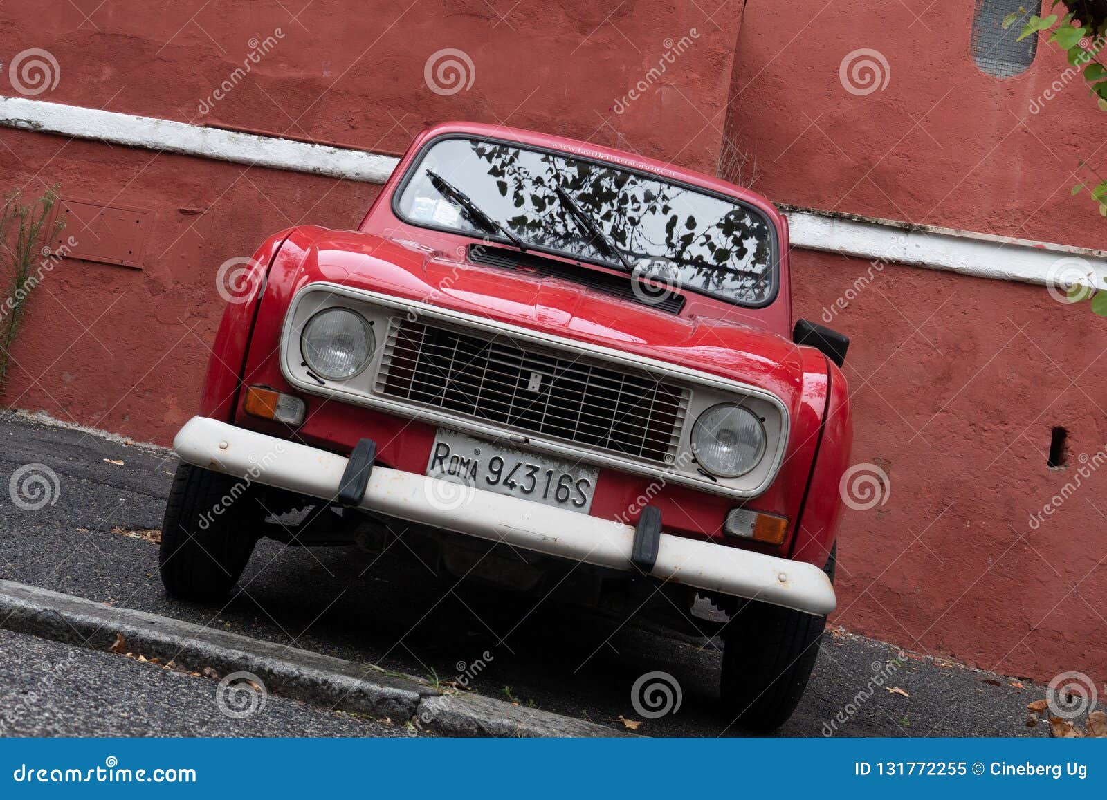 Voiture Classique De Renault 4 Rouges Image éditorial - Image du détail ...