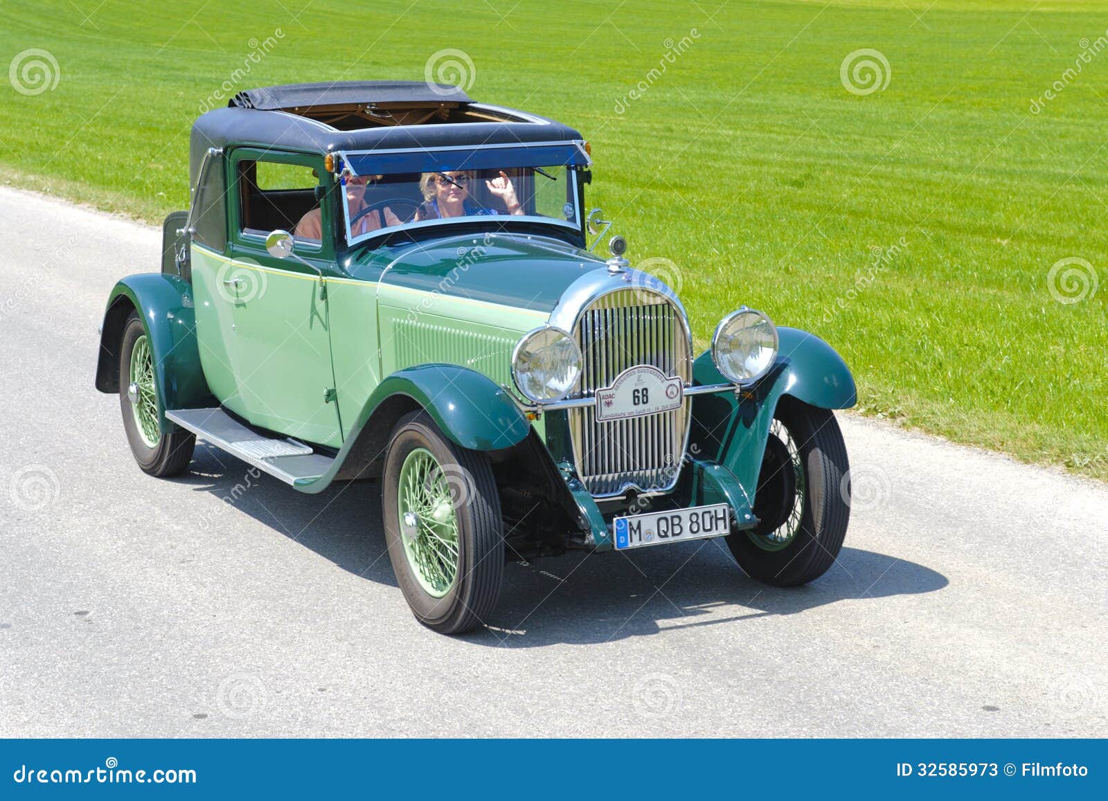 Voiture d'Oldtimer photo stock éditorial. Image du classique - 32585973