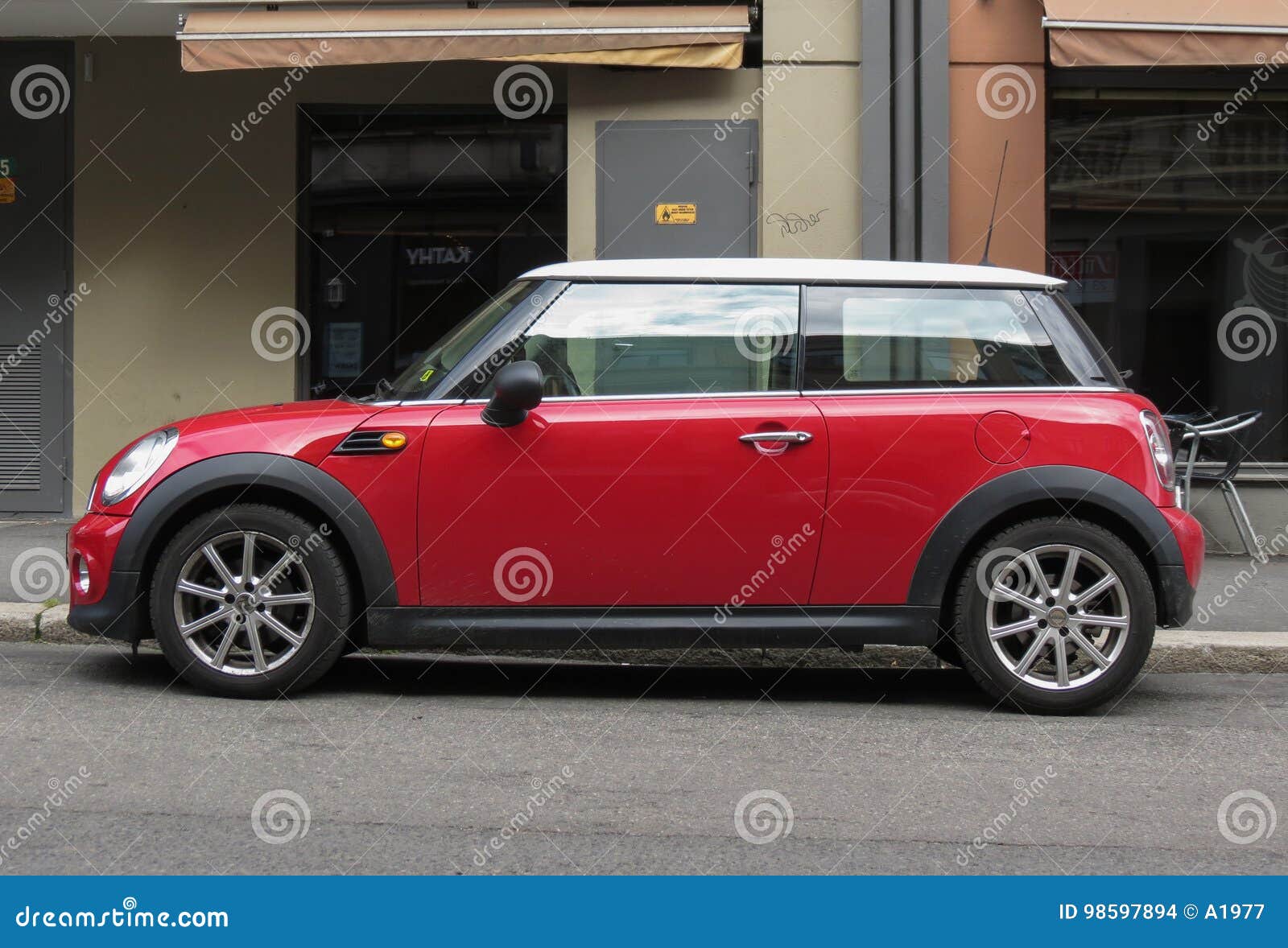Voiture Rouge De Mini Cooper Image stock éditorial - Image du rétro ...