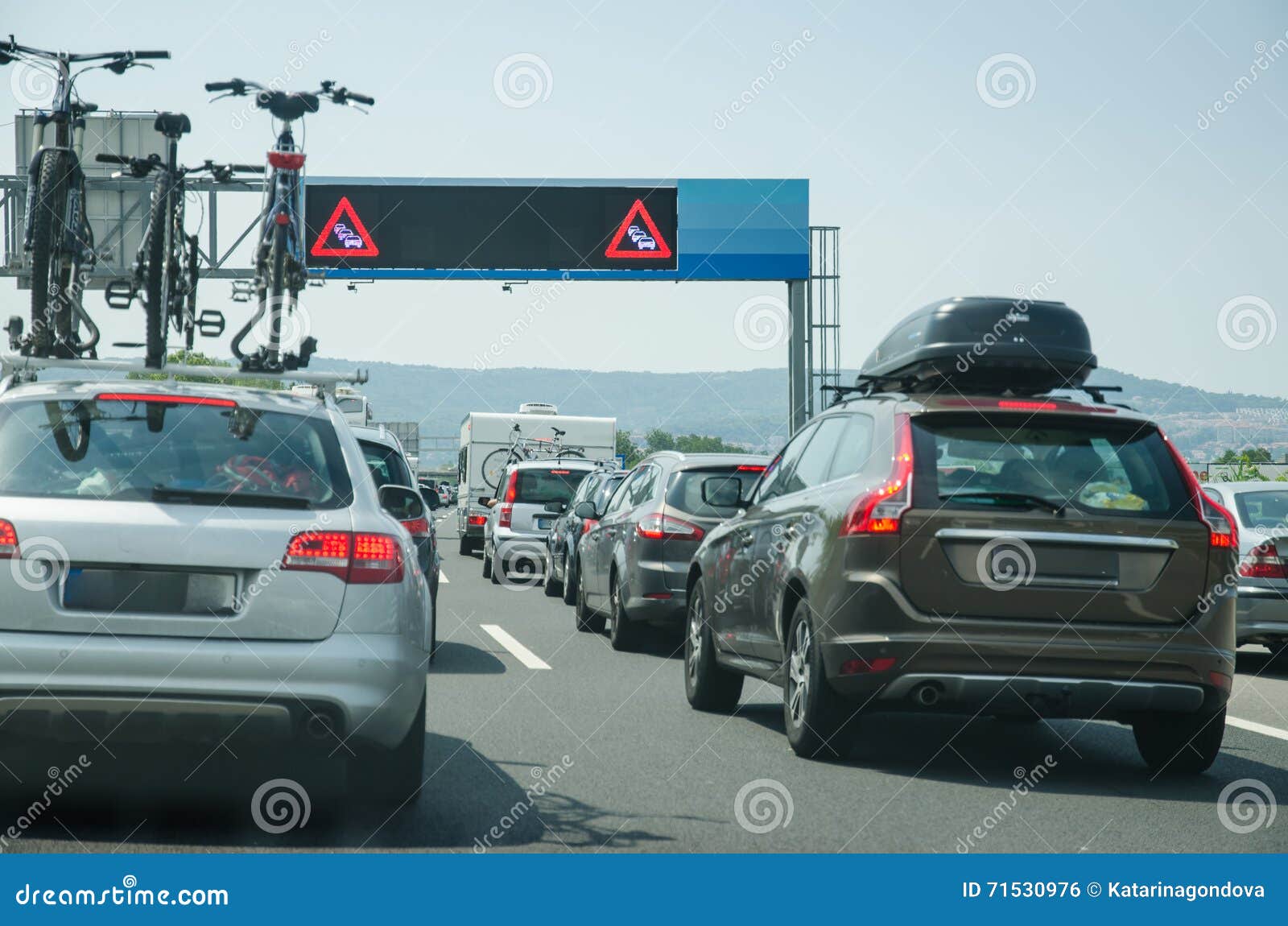Voitures Dans L'embouteillage Photo stock - Image du route, souterrain ...