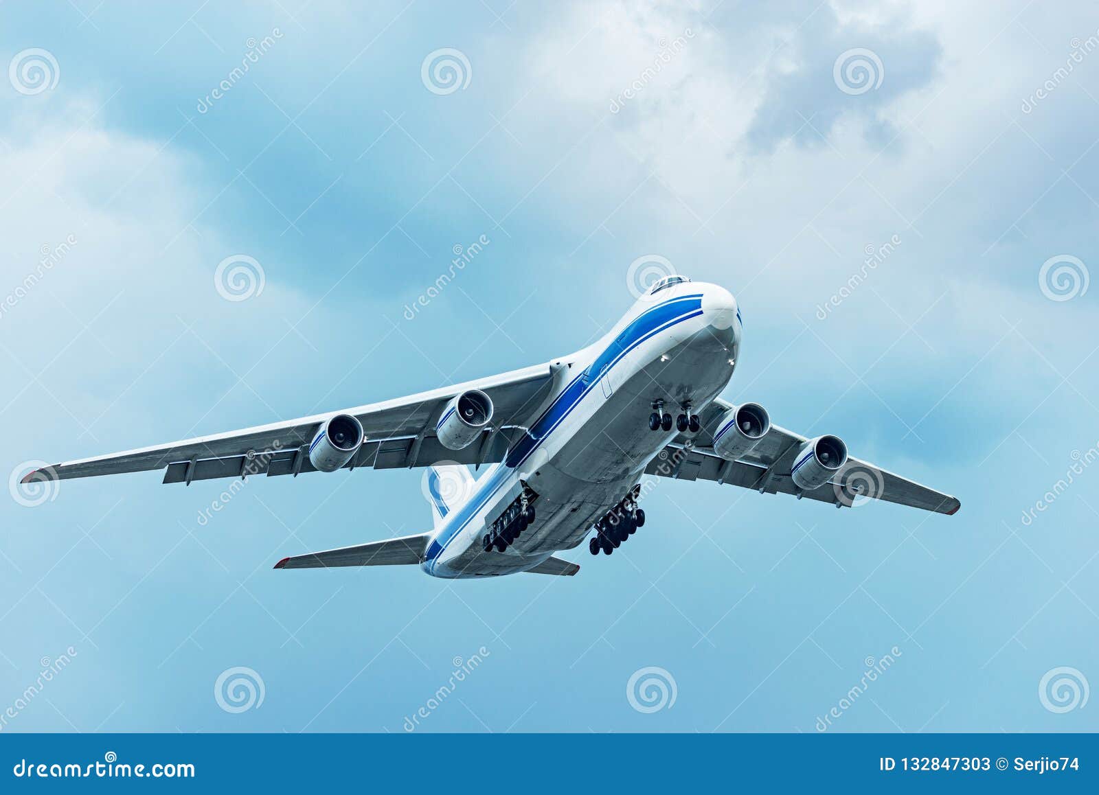 Vol De La Grande Avion De Ligne De Cargaison Image stock - Image du ...
