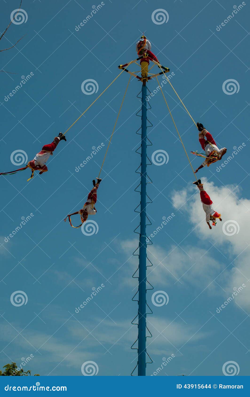 Voladores editorial stock image. Image of papantla, stunt - 43915644