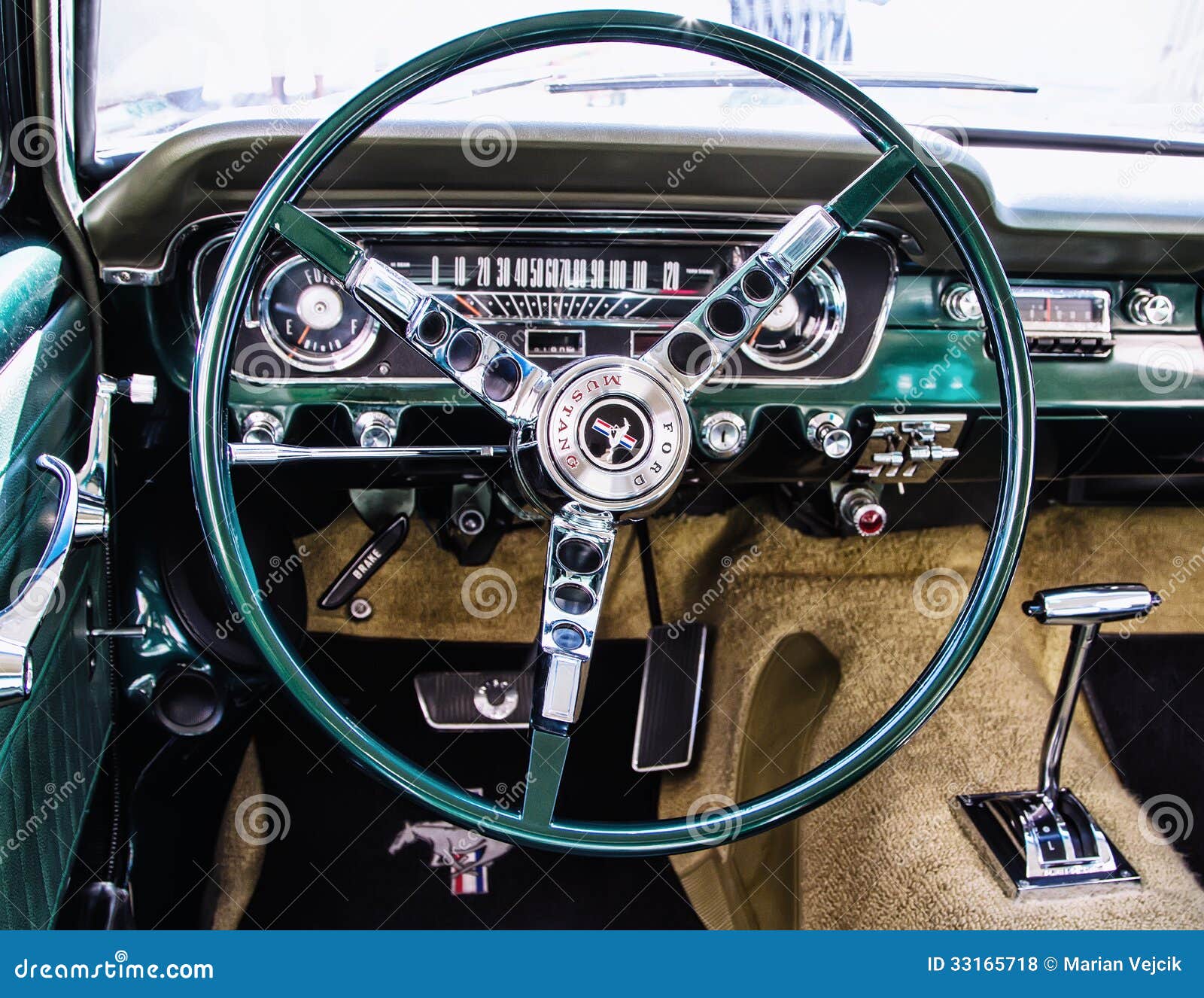 Volant de Ford Mustang photo stock éditorial. Image du mustang - 33165718