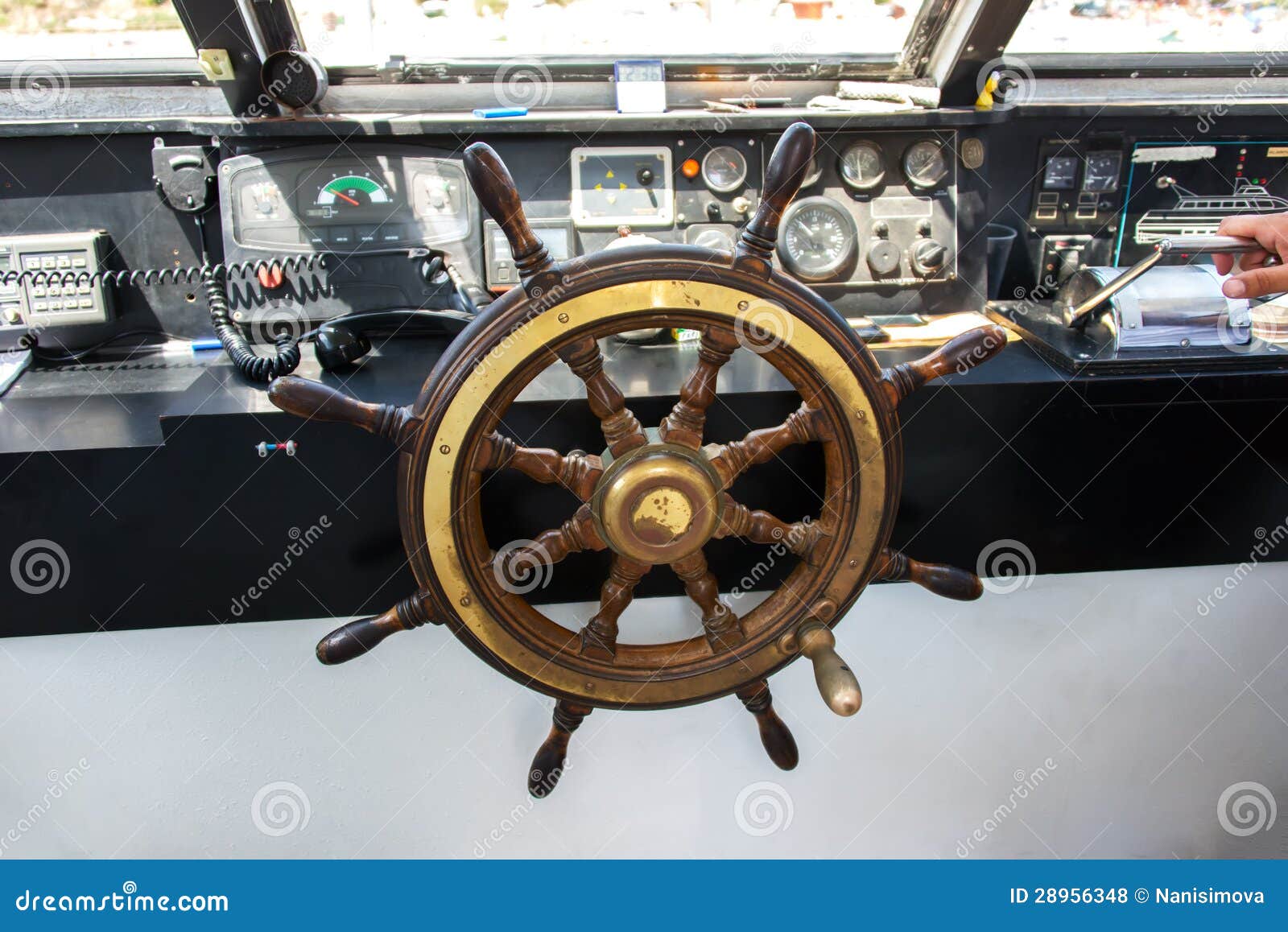 Volant sur le bateau photo stock. Image du direction - 28956348