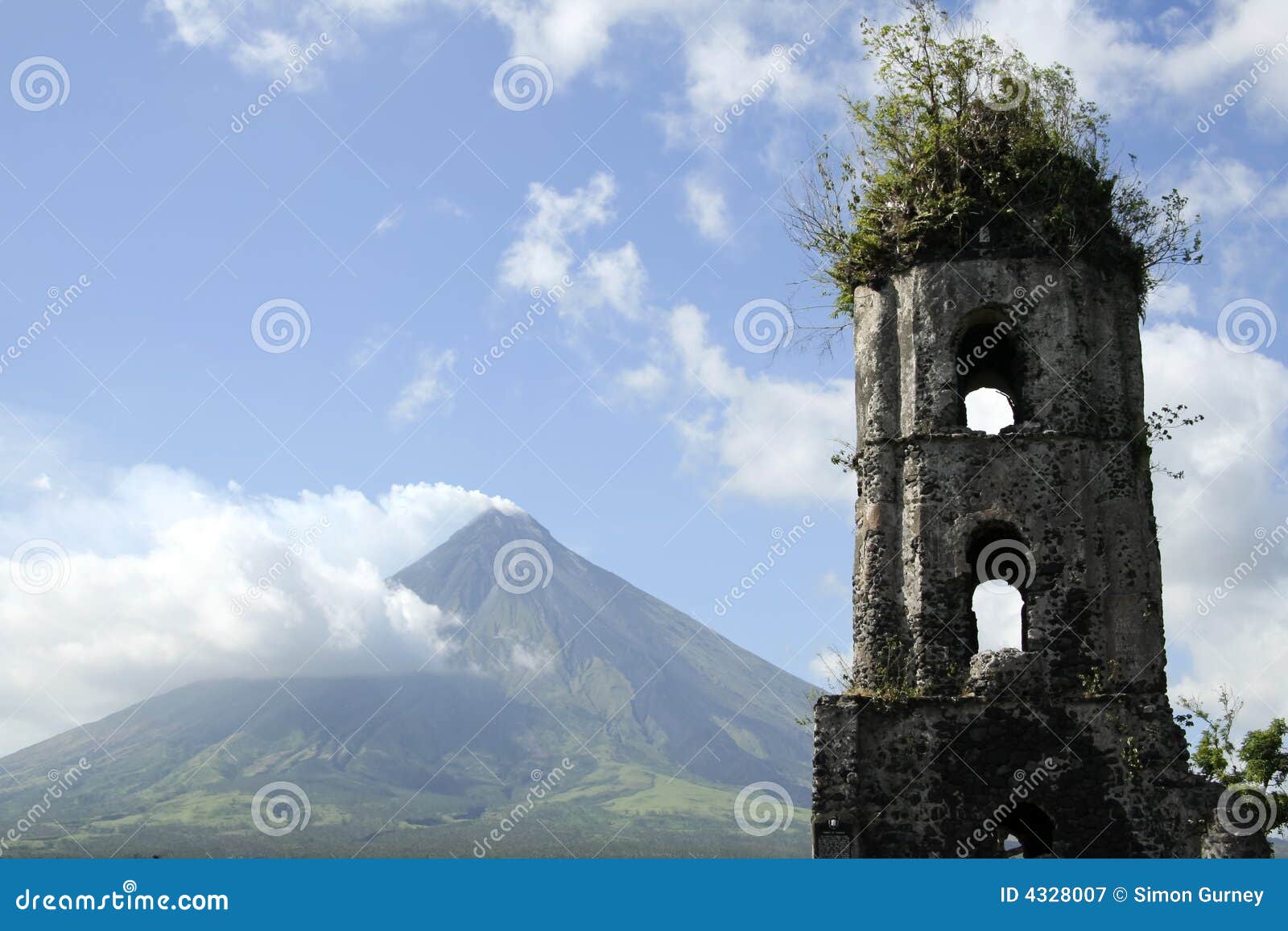 Volcan de Mayon image stock. Image du nuage, beau, colonial - 4328007