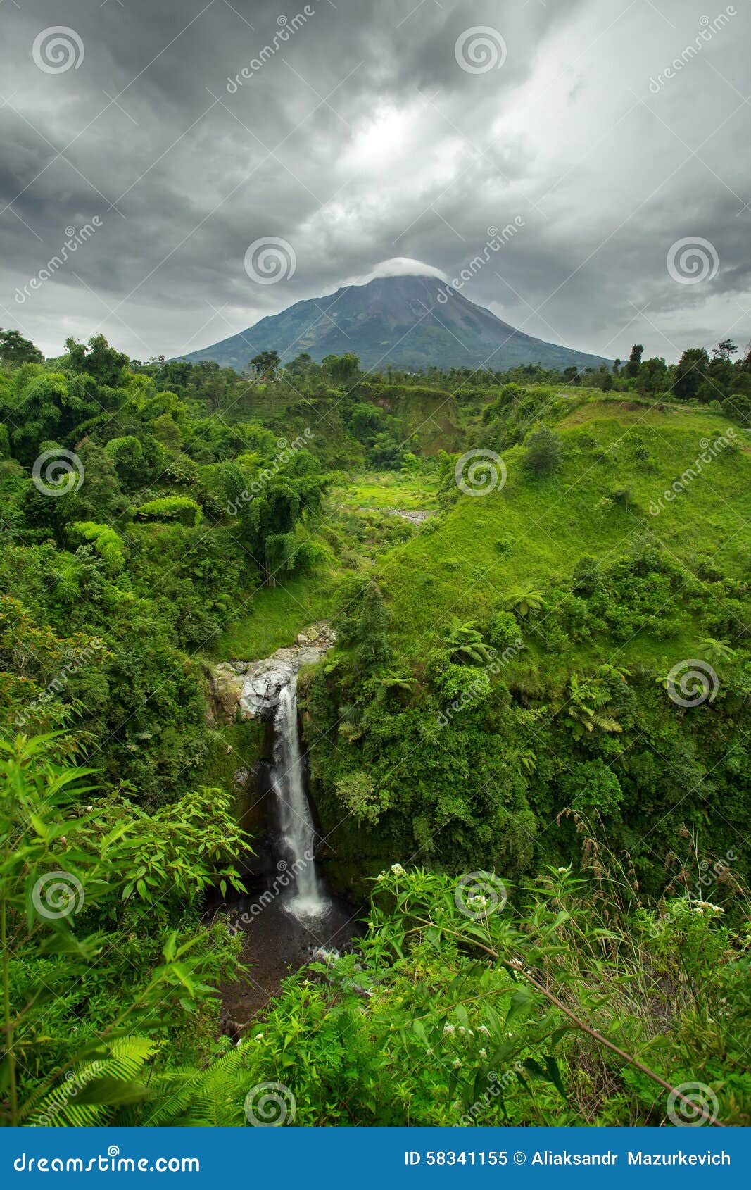 Volcan De Merapi De Cascade Et De Montagne De Kedung Kayang Java Image ...