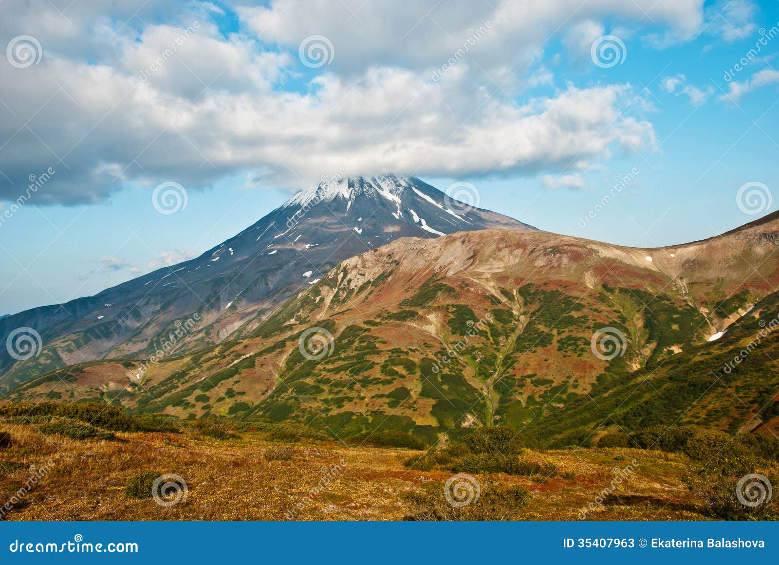 Volcan de Vilyuchinsky image stock. Image du tourisme - 35407963