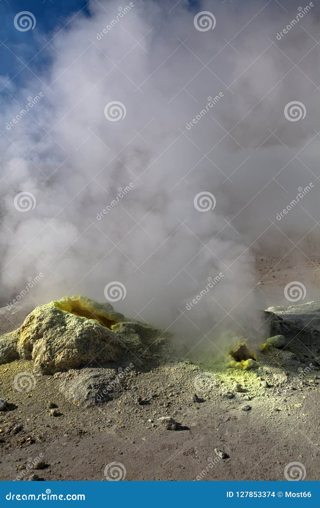 Volcan Et Fumerolle Du Kamtchatka Photo stock - Image du cratère ...