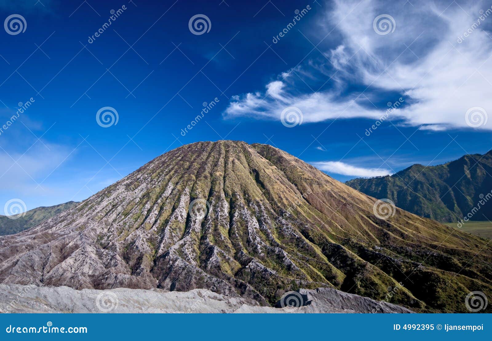 Volcan inactif image stock. Image du indépendant, horizontal - 4992395