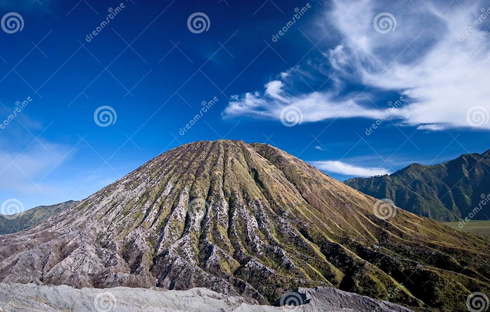 Volcan inactif image stock. Image du indépendant, horizontal - 4992395