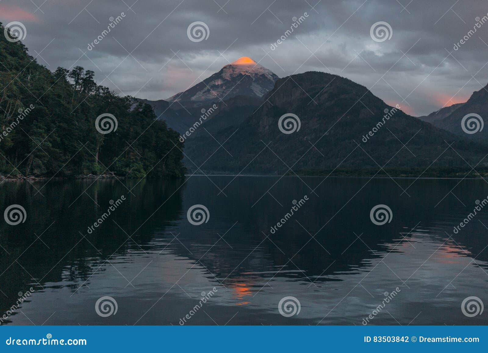 Volcan Lanin foto de archivo. Imagen de andes, argentina - 83503842