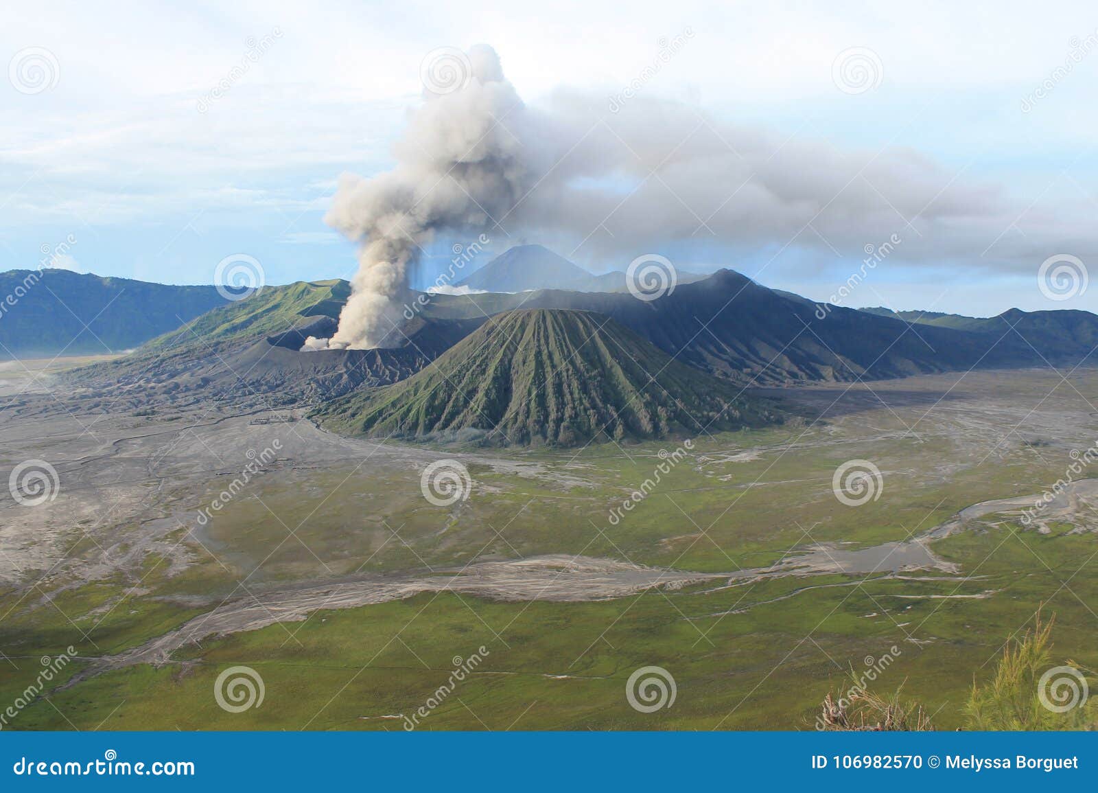 Volcan Mont Bromo Eruption, Java Indonesia Foto de archivo - Imagen de ...