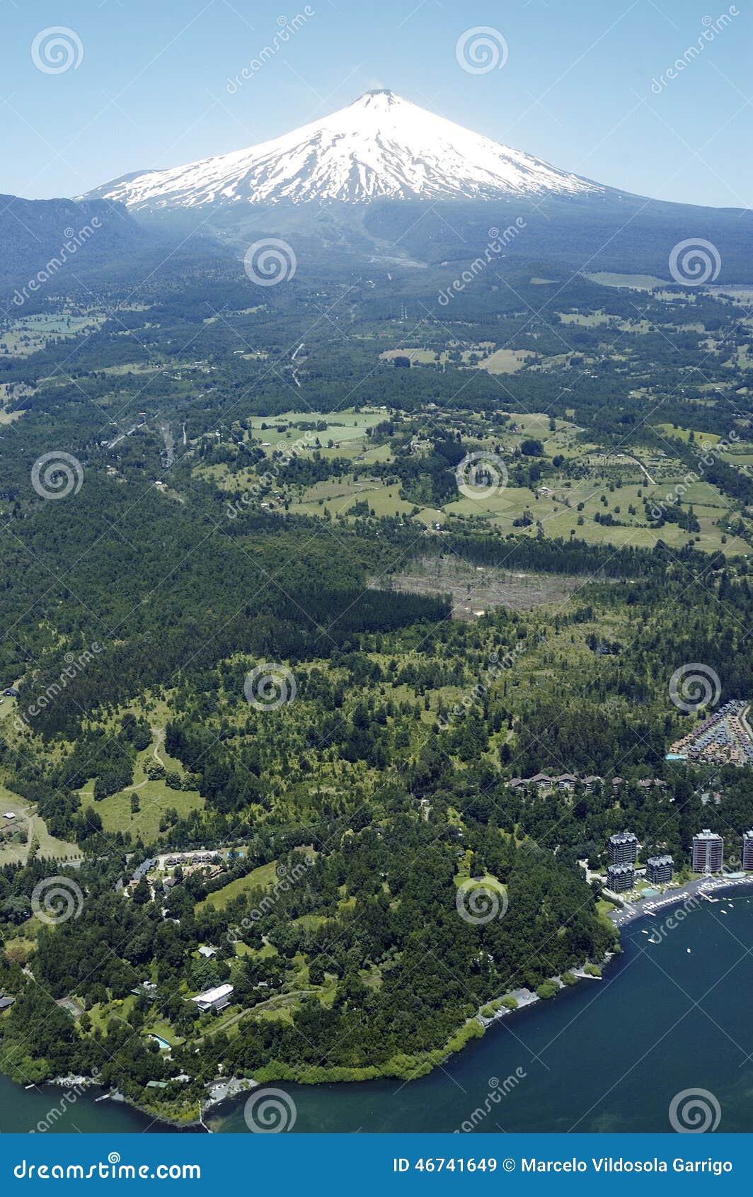 Volcan Villarrica Y Pucon Chile Imagen de archivo - Imagen de verde ...