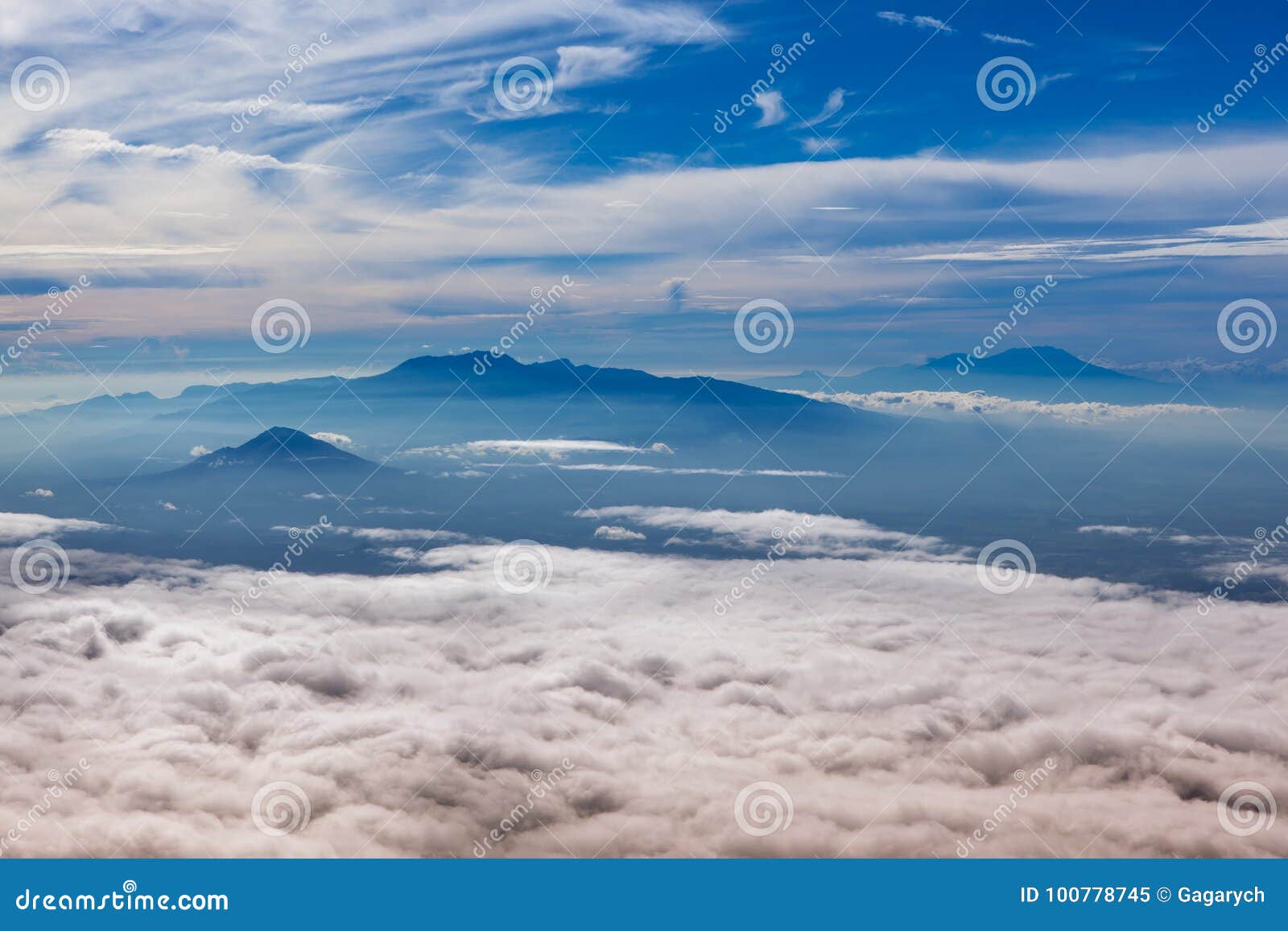 Volcanes De Argopuro Y De Raung En Java Oriental De Imagen de archivo ...
