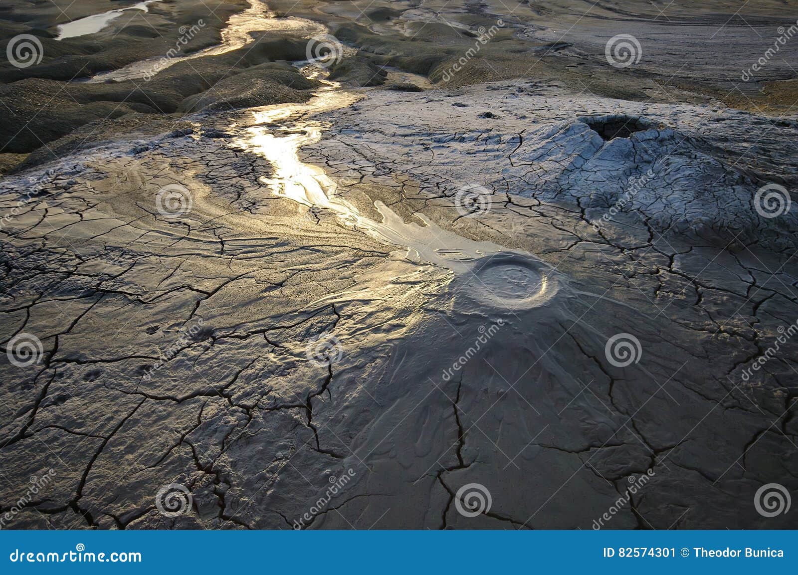 Volcanes del fango imagen de archivo. Imagen de activo - 82574301