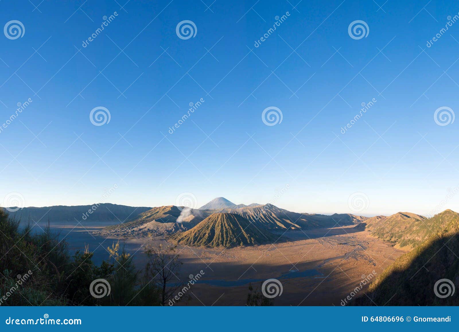 Volcanes en Indonesia foto de archivo. Imagen de indonesia - 64806696