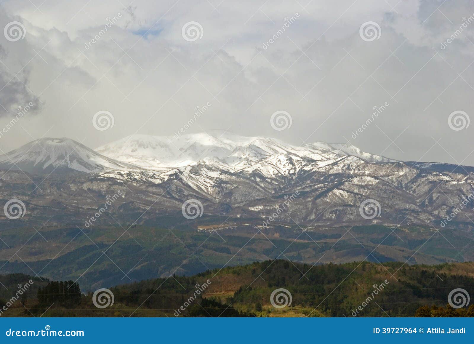 Volcano Adatara, Honshu, Japón Foto de archivo - Imagen de nieve, lejos ...