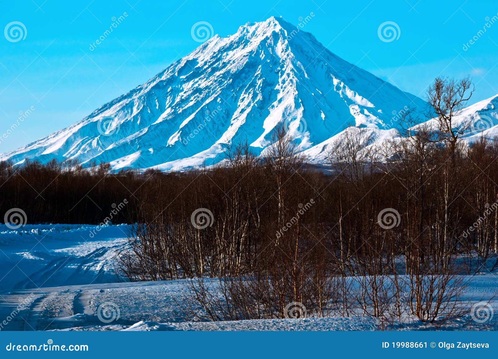 Volcano covered with snow stock image. Image of sidelight - 19988661
