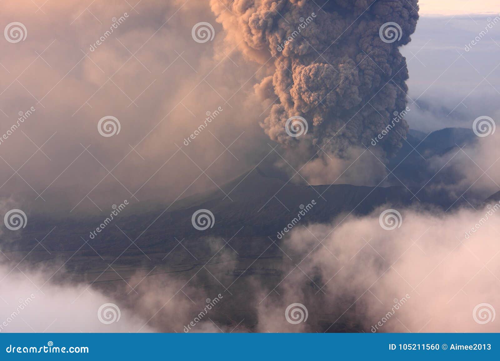 Volcano Mt Bromo Erupting foto de archivo. Imagen de paisaje - 105211560